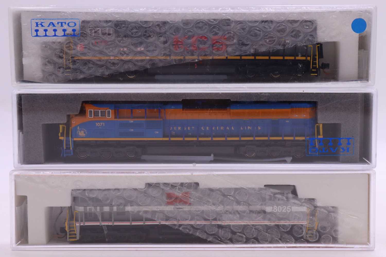 Three American outline N gauge locos to include a Kato SD-70 in Jersey ...