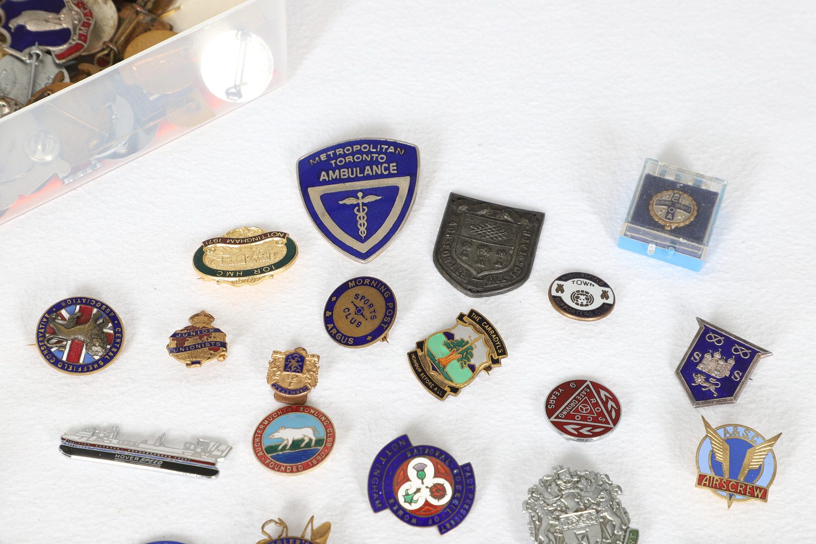 A LARGE COLLECTION OF ASSORTED ENAMEL AND OTHER BADGES. A mixed ...