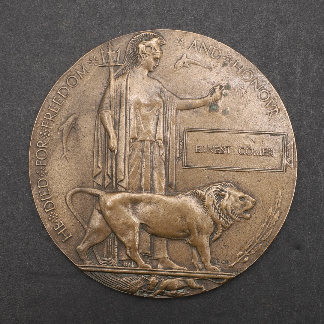 A FIRST WORLD WAR MEMORIAL PLAQUE TO THE DEVONSHIRE REGIMENT. A ...