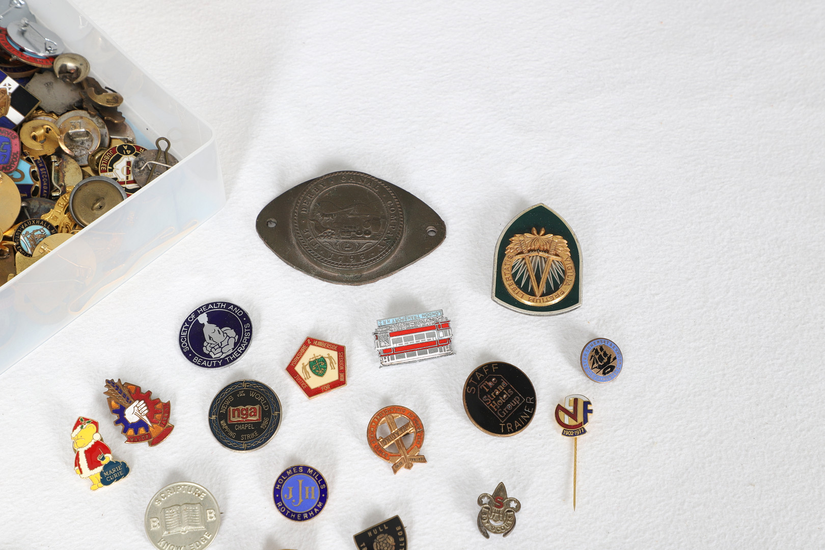 A LARGE COLLECTION OF ASSORTED ENAMEL AND OTHER BADGES. A mixed ...