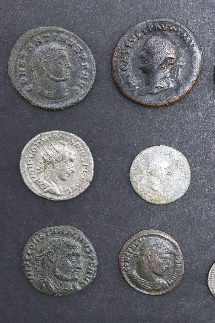 A MIXED COLLECTION OF TWELVE ROMAN COINS TO INCLUDE SILVER DENARIOUS ...