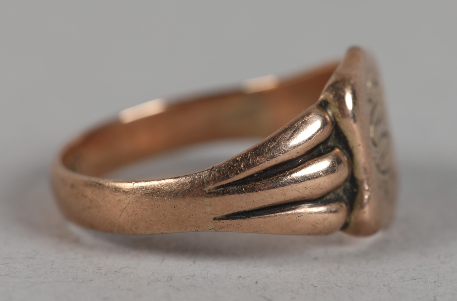 A VICTORIAN SIGNET RING, in 9ct rose gold, Chester 1899 for Joseph ...