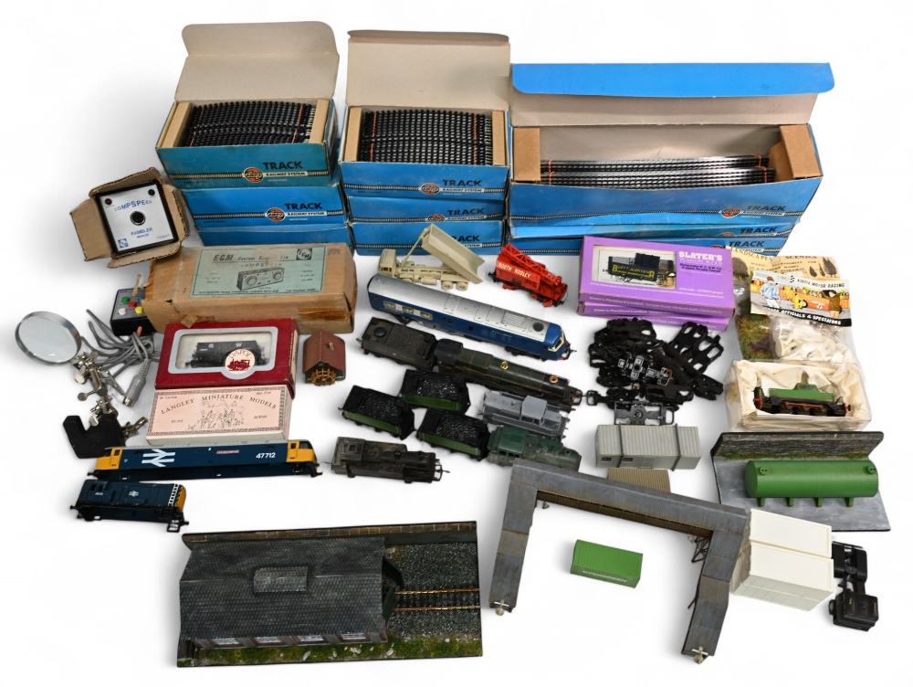OO Gauge Train & Accessories to include Triang Pullman engine & 47606 ...