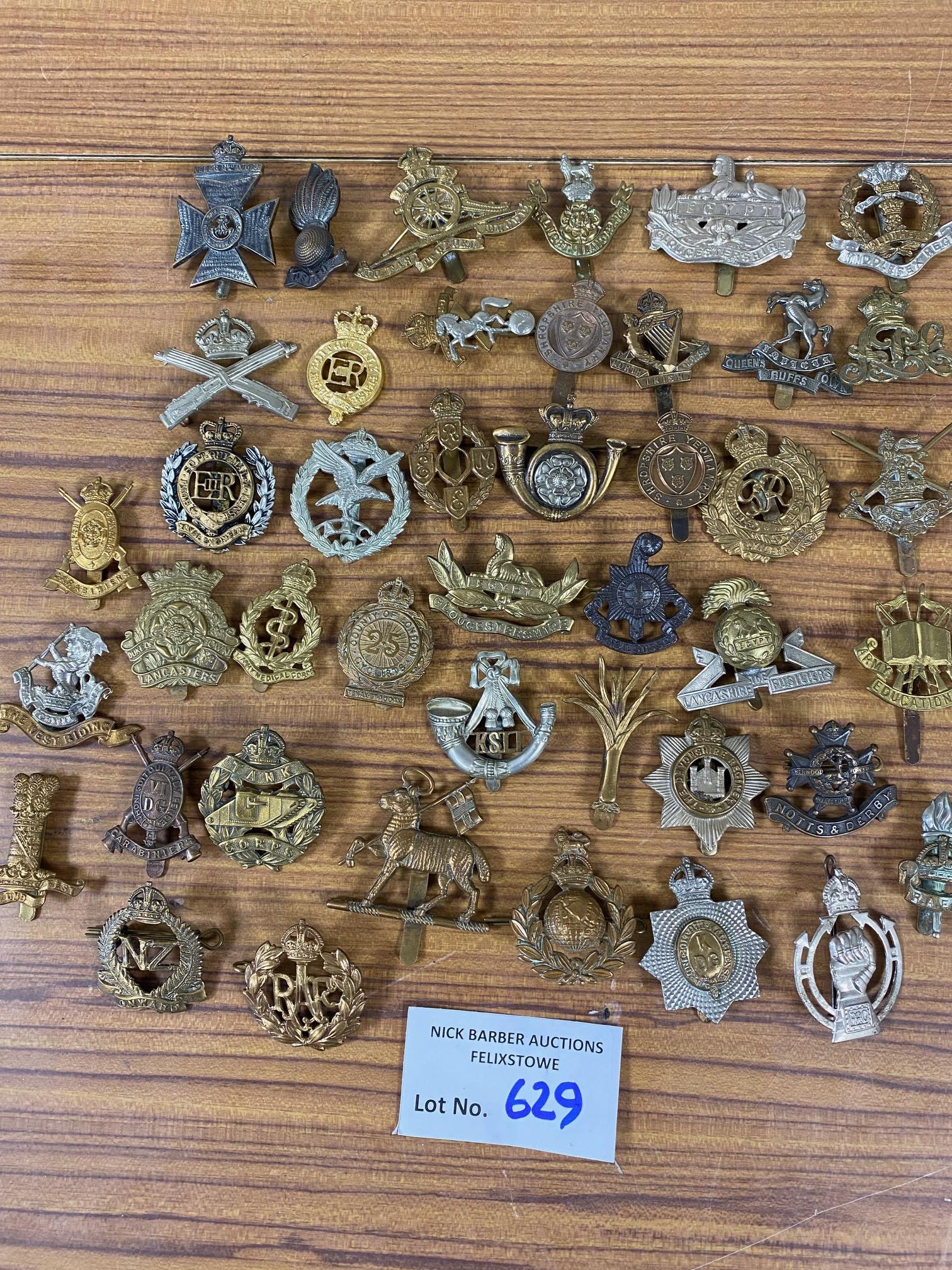 Militaria: Military badges x50, good condition.