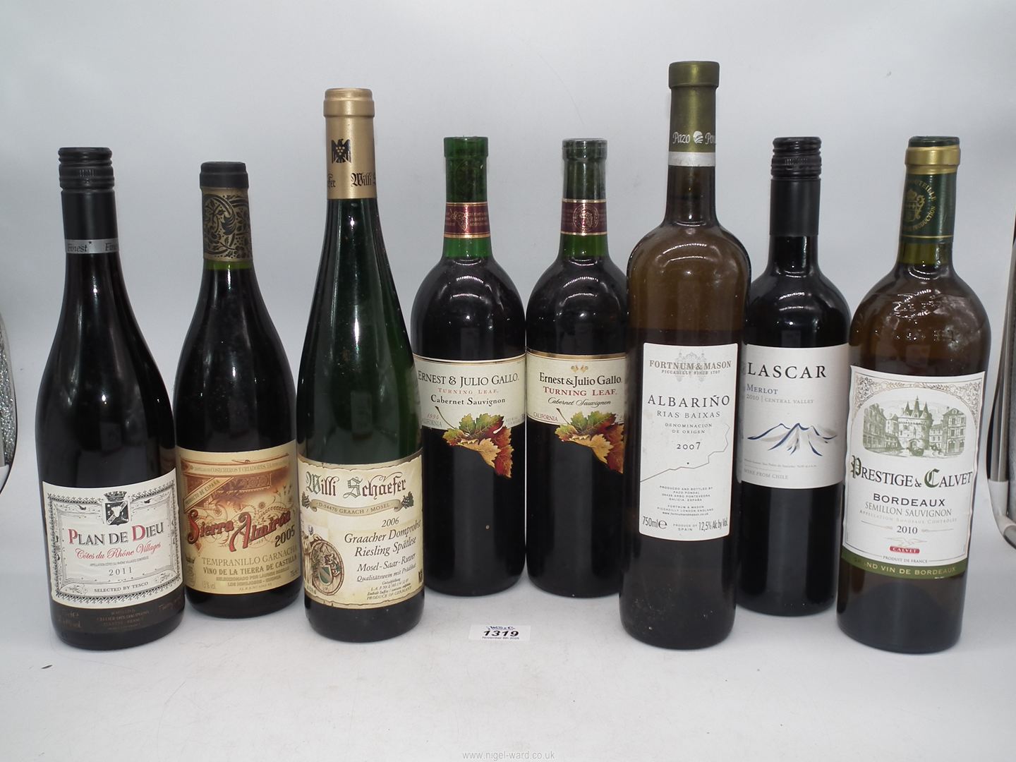 Eight bottles of wine to include: two Ernest & Julio Gallo Cabernet ...
