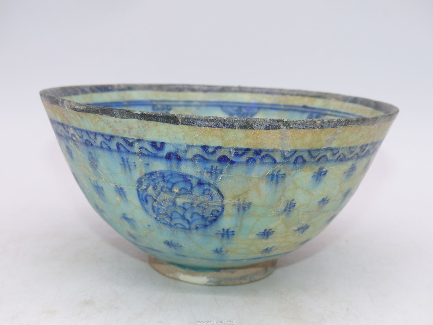 A fine intact Timurid pottery bowl, circa 1500, fritware painted with ...