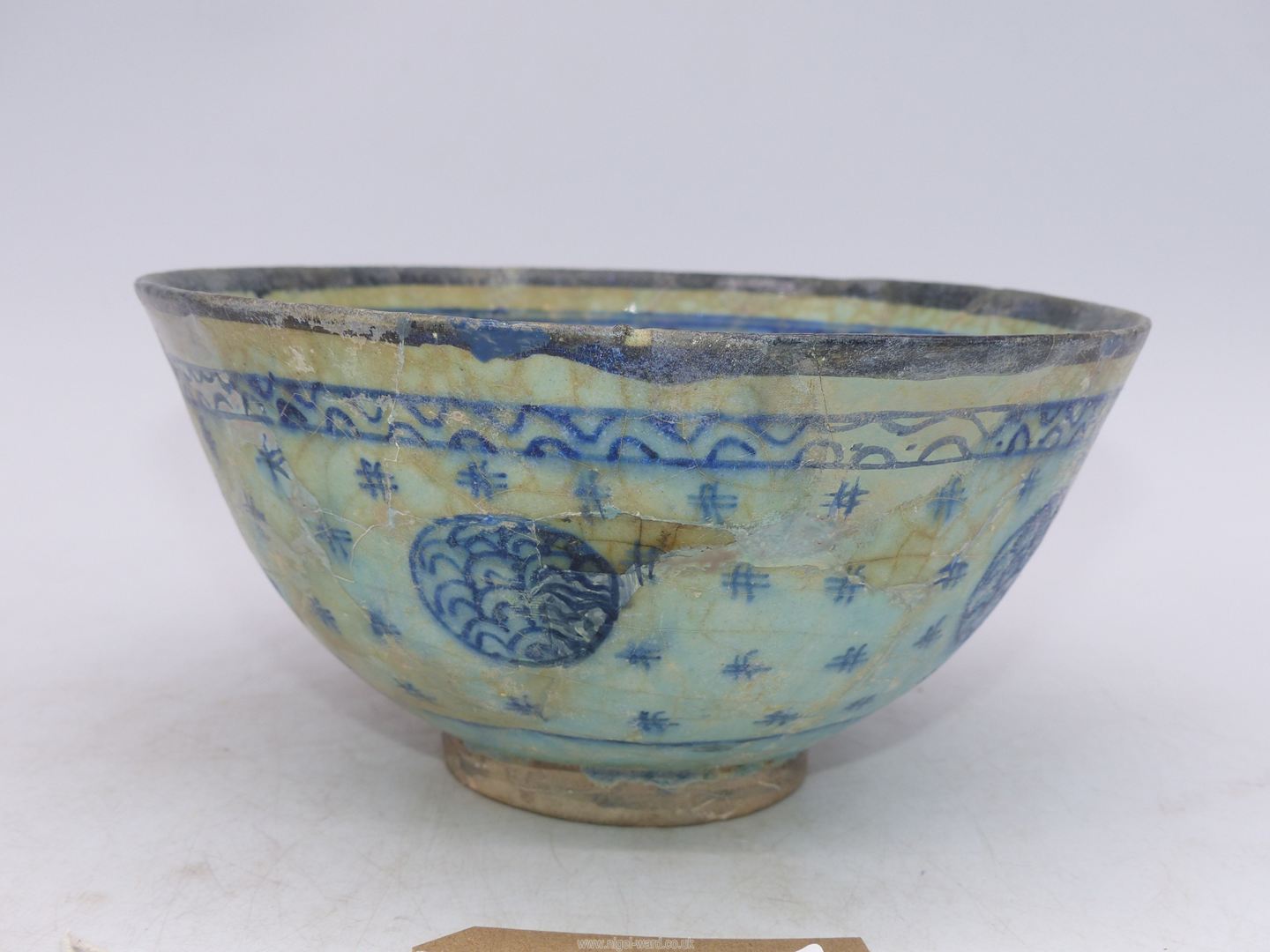 A fine intact Timurid pottery bowl, circa 1500, fritware painted with ...