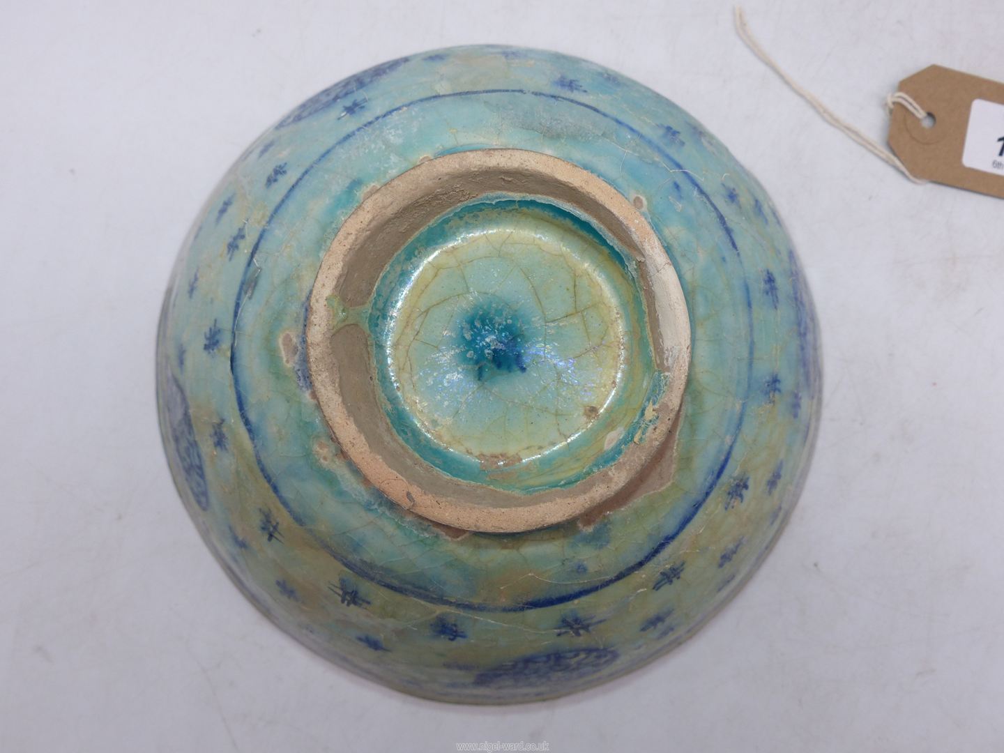 A fine intact Timurid pottery bowl, circa 1500, fritware painted with ...