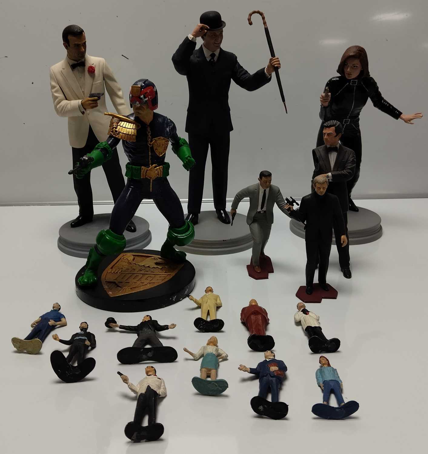 A collection of 17 mixed movie/television figures. Largely James Bond ...