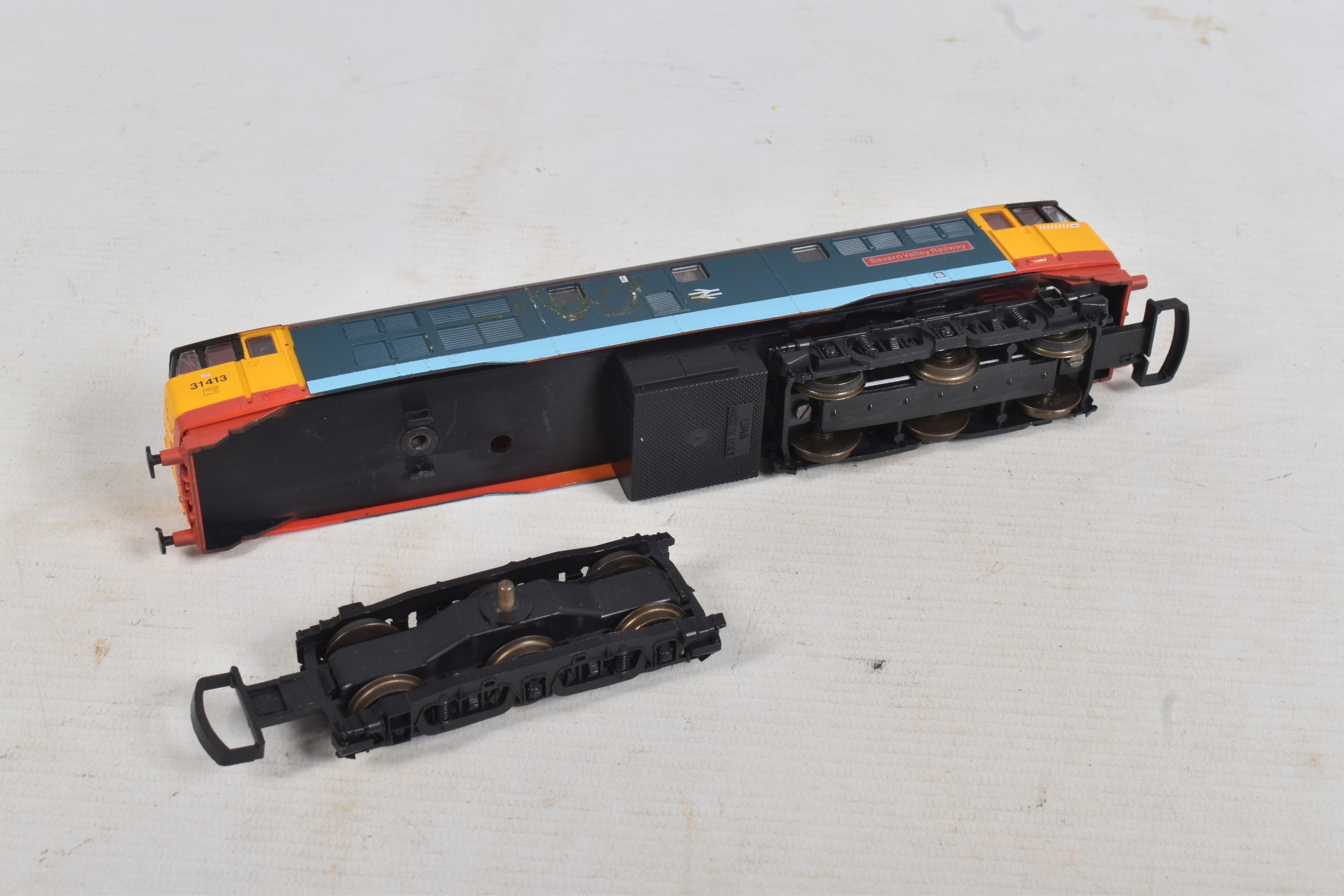 A QUANTITY OF UNBOXED OO GAUGE MODEL RAILWAY ITEMS, to include Hornby ...