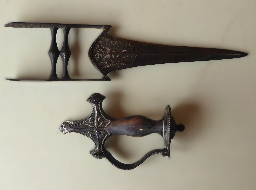 North Indian push dagger with Indian wolf design to blade, L33.5cm and ...
