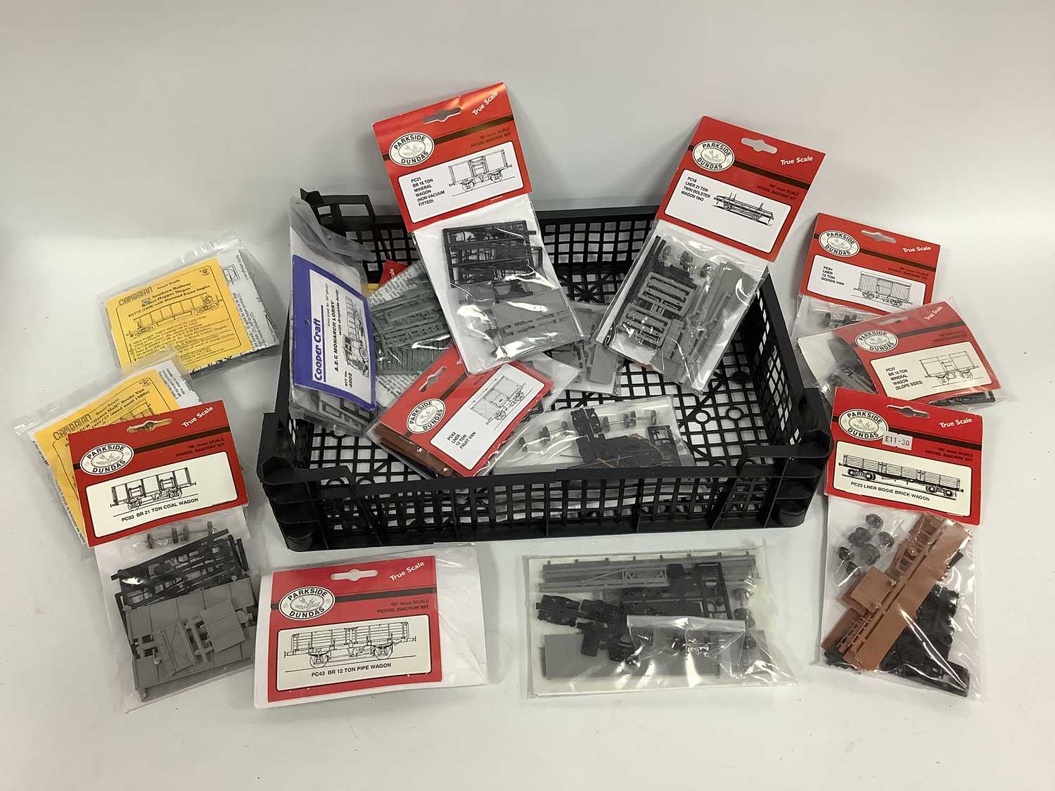Sixteen OO Gauge / 4mm Plastic Model Rolling Stock and Lineside Vehicle ...