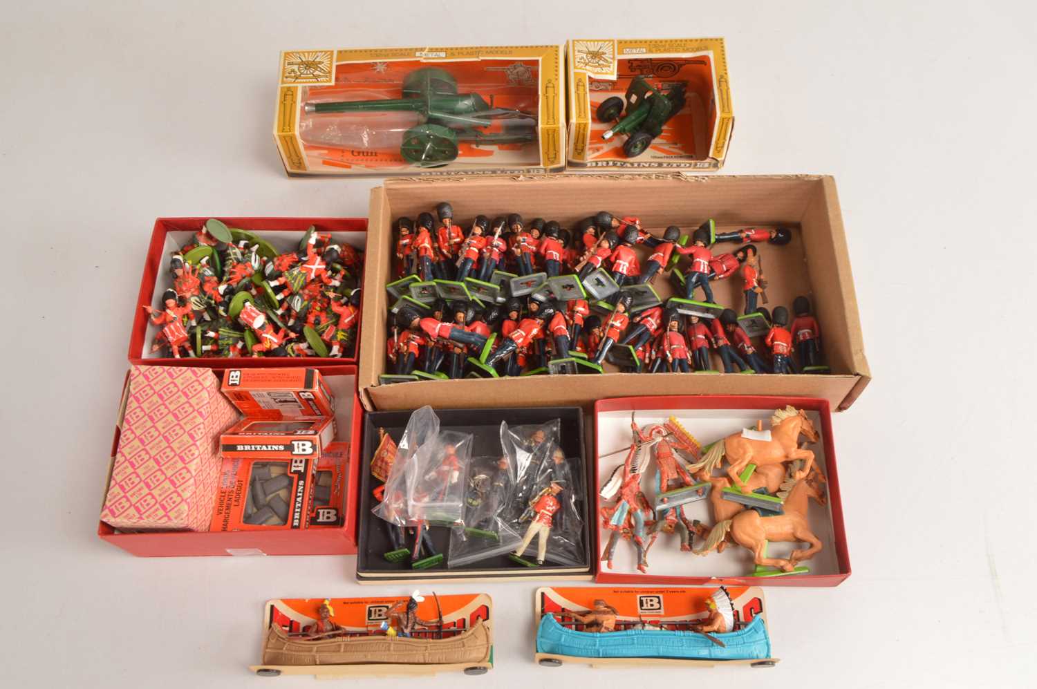 Britains plastic soldiers and accessories (115), comprising Britains ...
