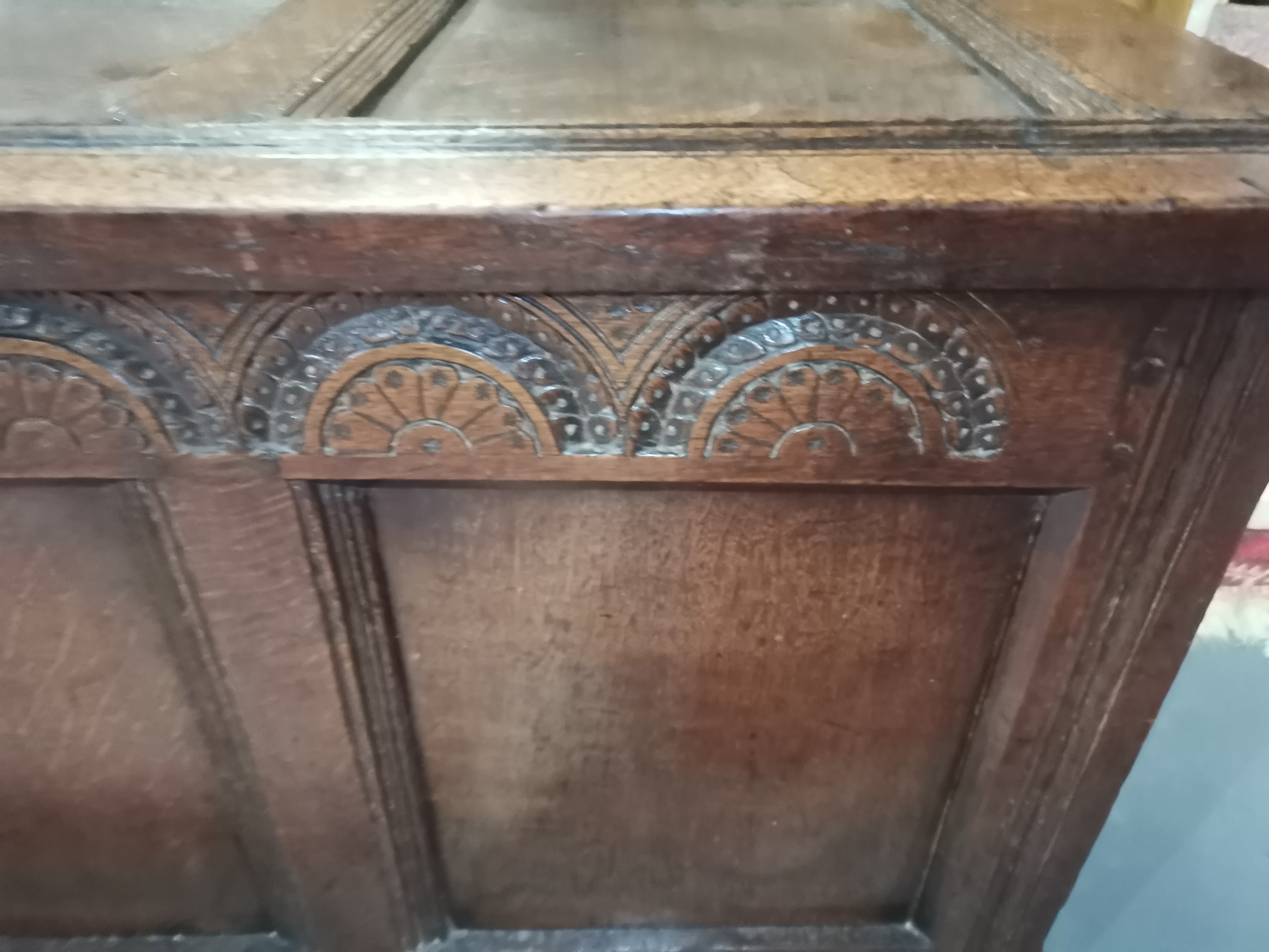 A 17TH CENTURY OAK PANELLED COFFER with arcaded carved freeze.118cm ...
