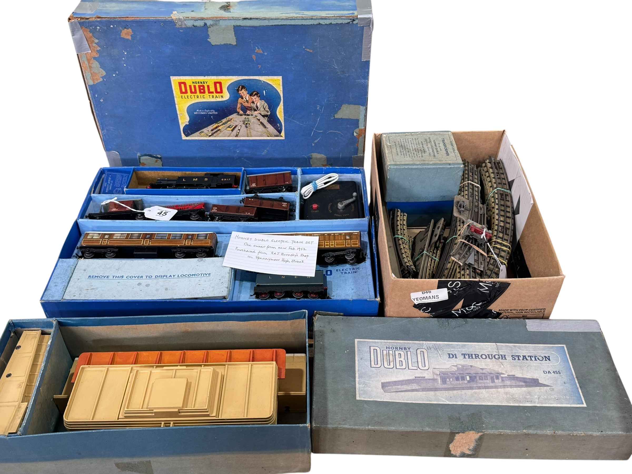 Hornby Dublo electric train set, DI Through Station, track, etc.