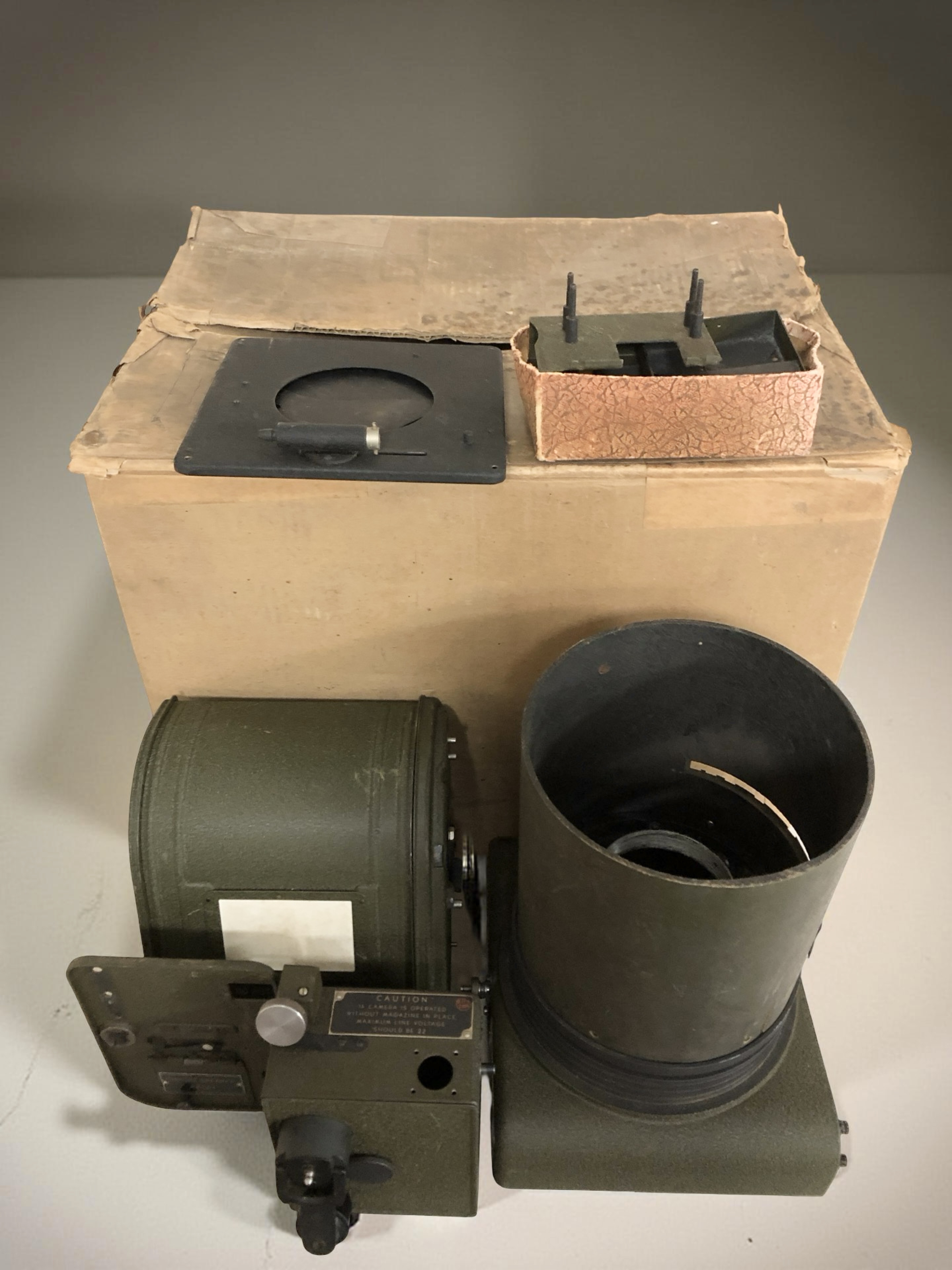 A US Army aircraft camera type K-24. (1 box)