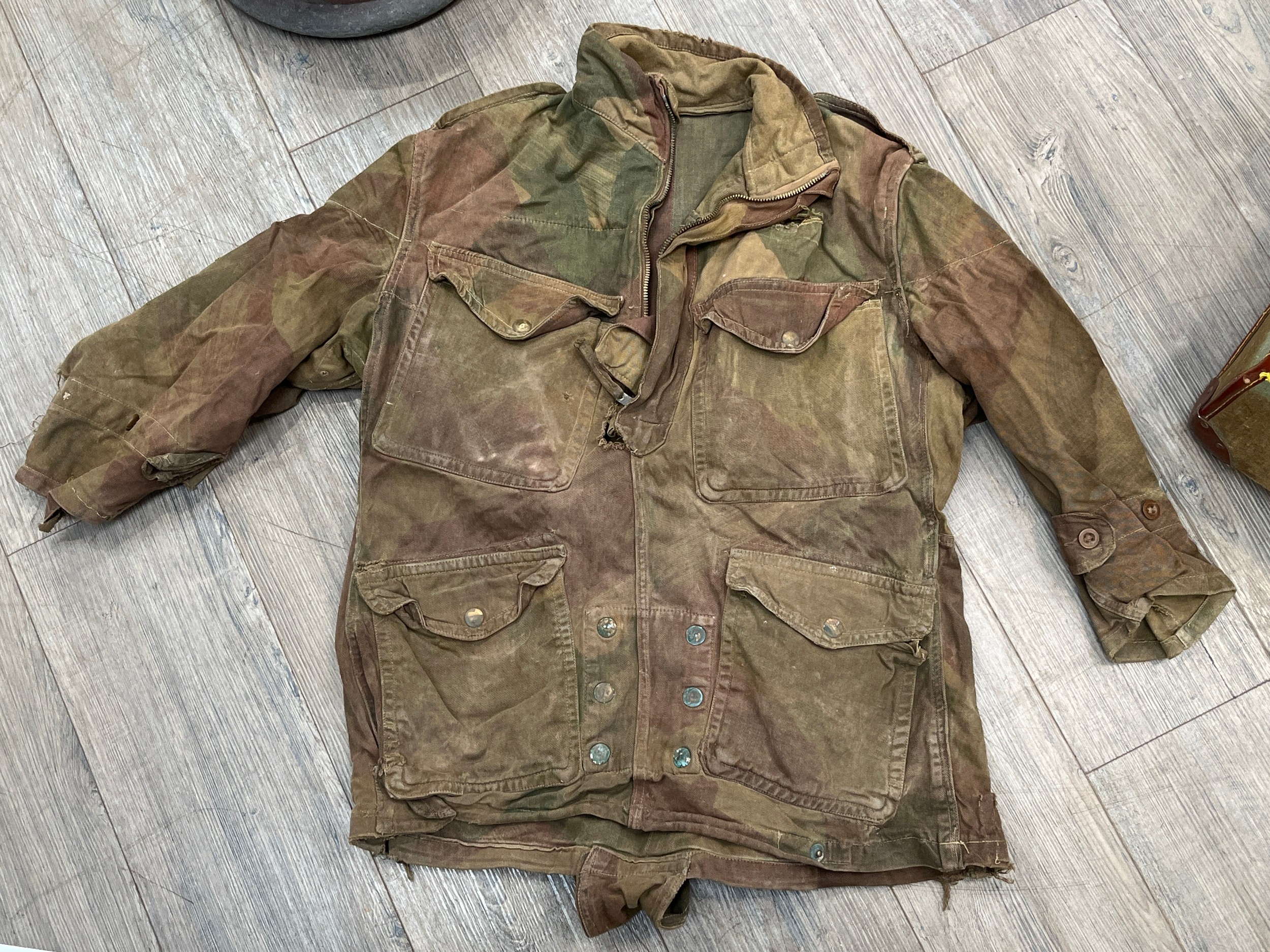 A collection of para uniforms including 1947 pattern battledress blouse ...