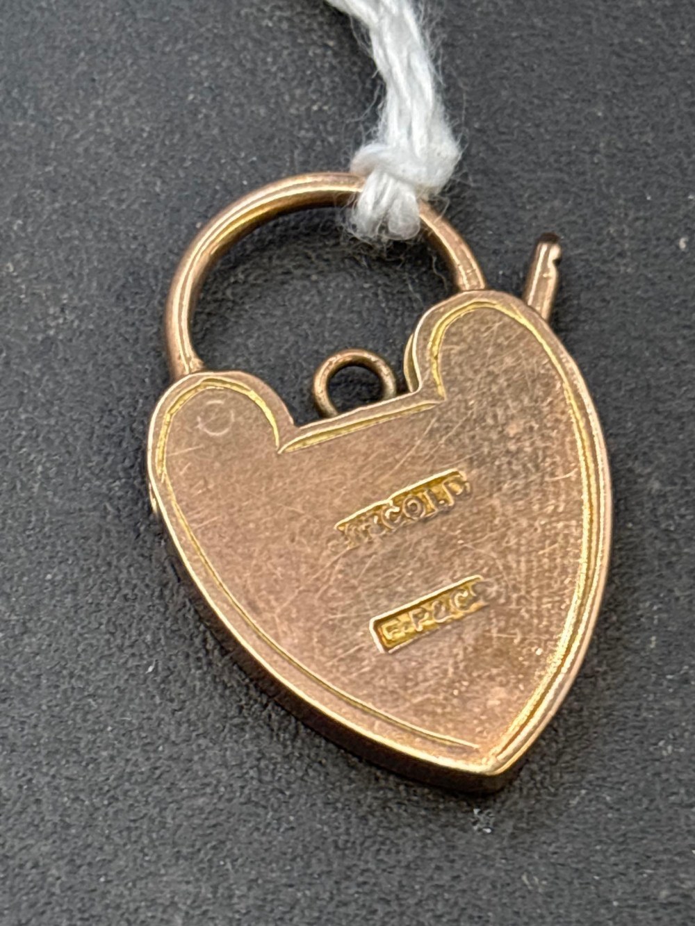 A fancy heart padlock 9ct 3 gms