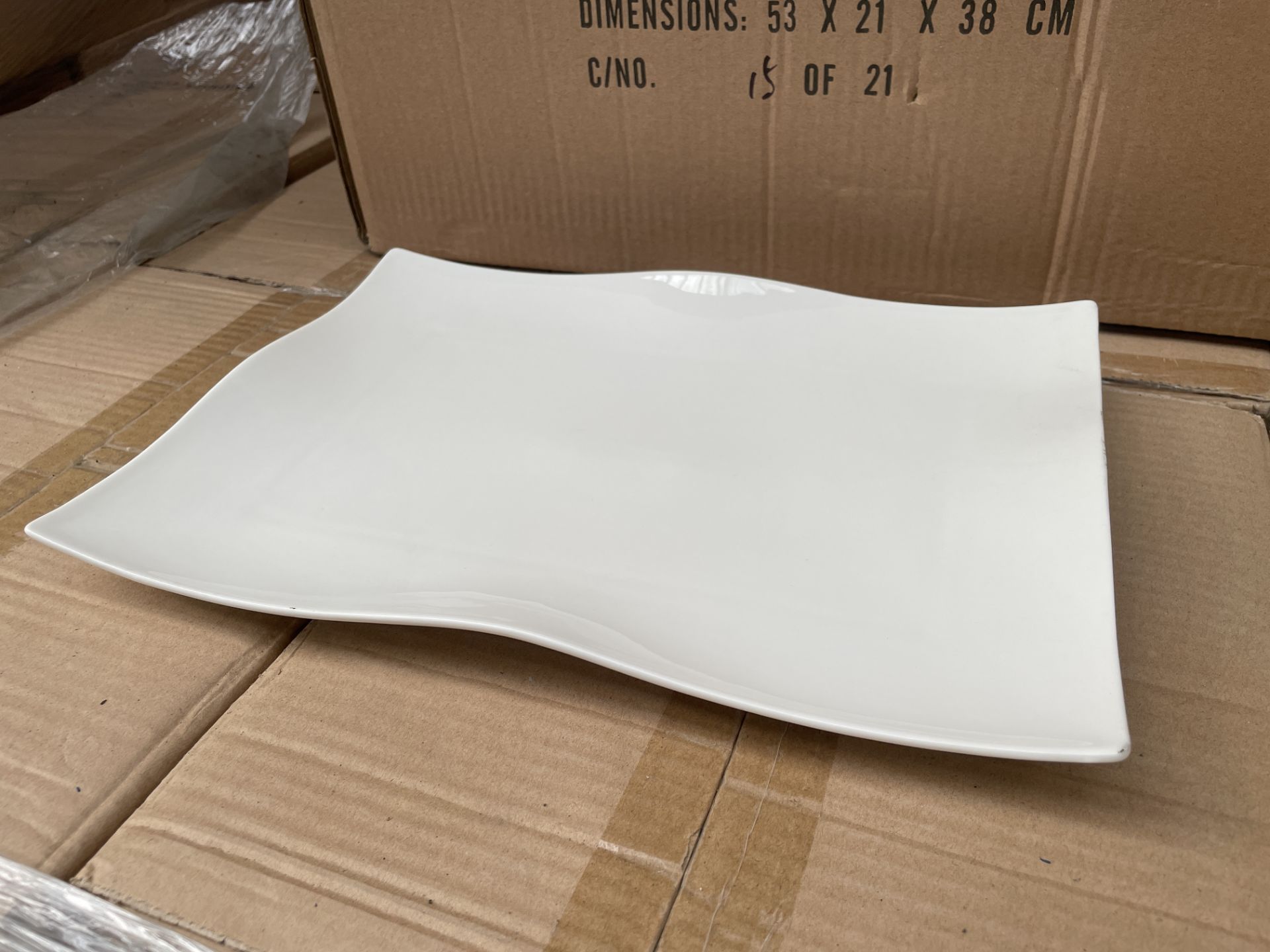 156 X NEW NOVASTYL 30CM DINNER PLATES. RRP £28.50 EACH