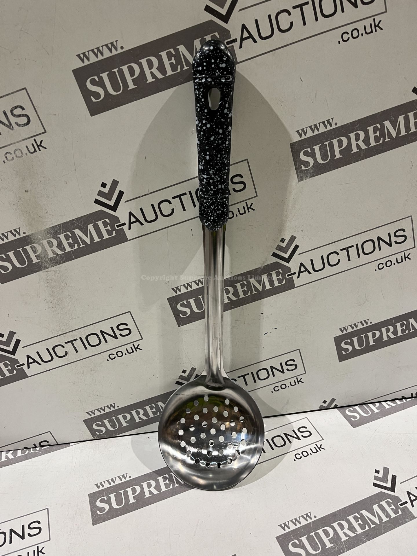 80 X BRAND NEW BLACK AND WHITE HANDLED STAINLESS STEEL SKIMMER SLOTTED ...