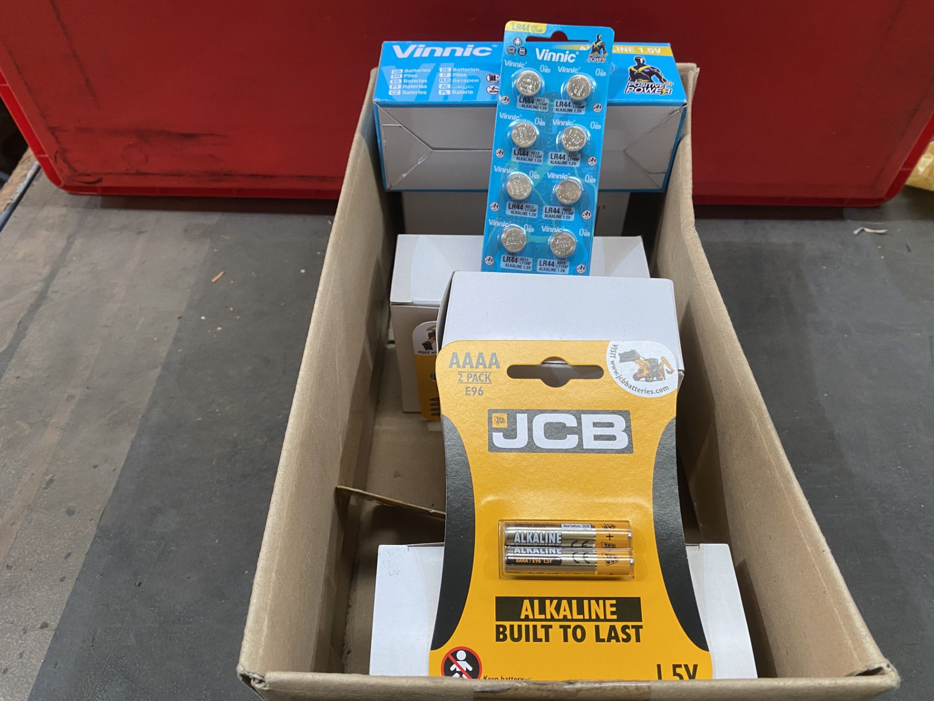 X135 BRAND NEW ASSORTED BATTERIES 100VINNIC LR44 AND 35 AAAA JCB ...