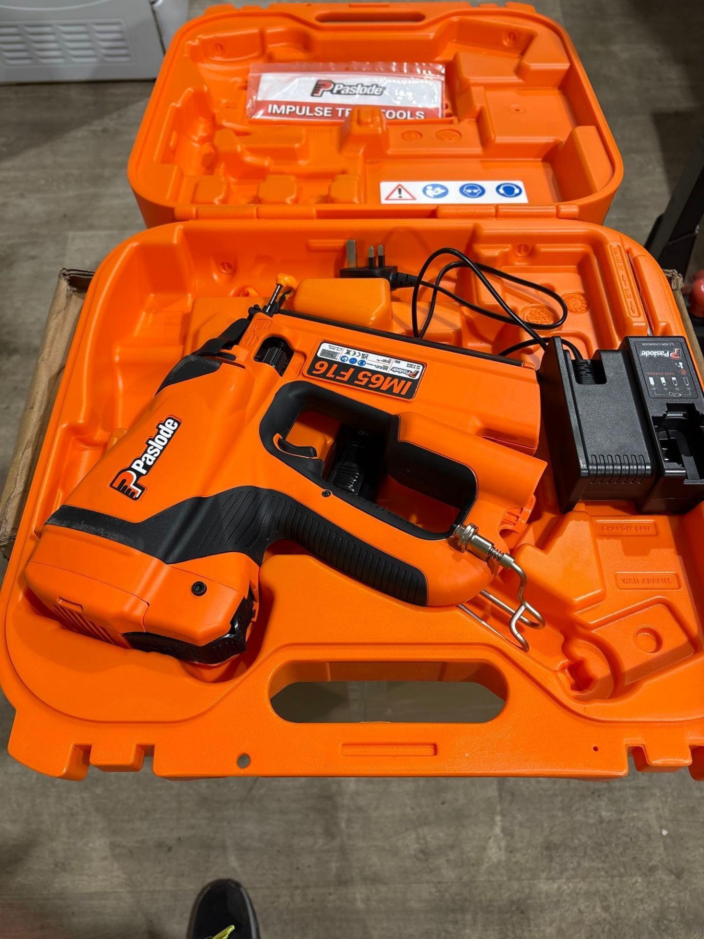Paslode IM65 F16 63mm 7.4V 1 x 2.1Ah Lithium Second Fix Cordless Gas ...