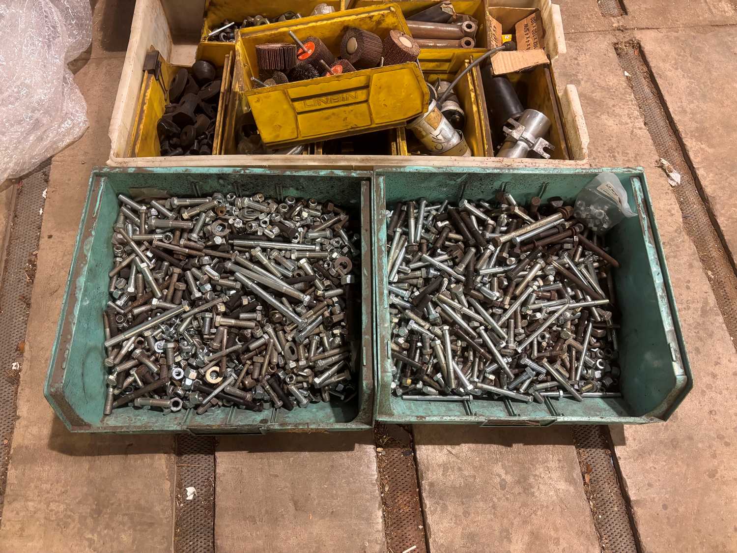 A large selection of UNF/UNC nuts and bolts, in several crates ...