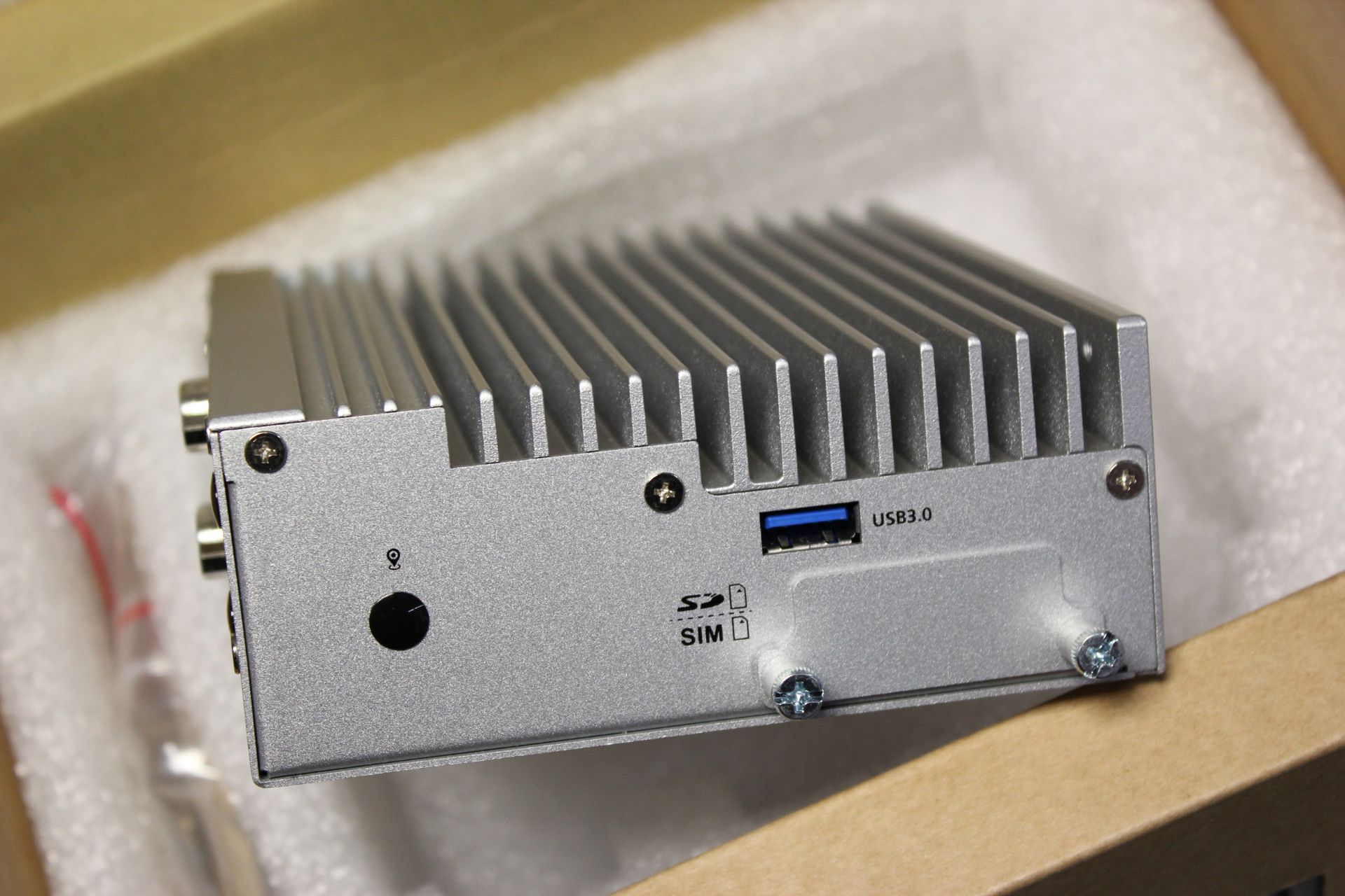 NEW MOXA INDUSTRIAL EMBEDDED COMPUTER V2201-E4-T LOC:AS2.B1.3