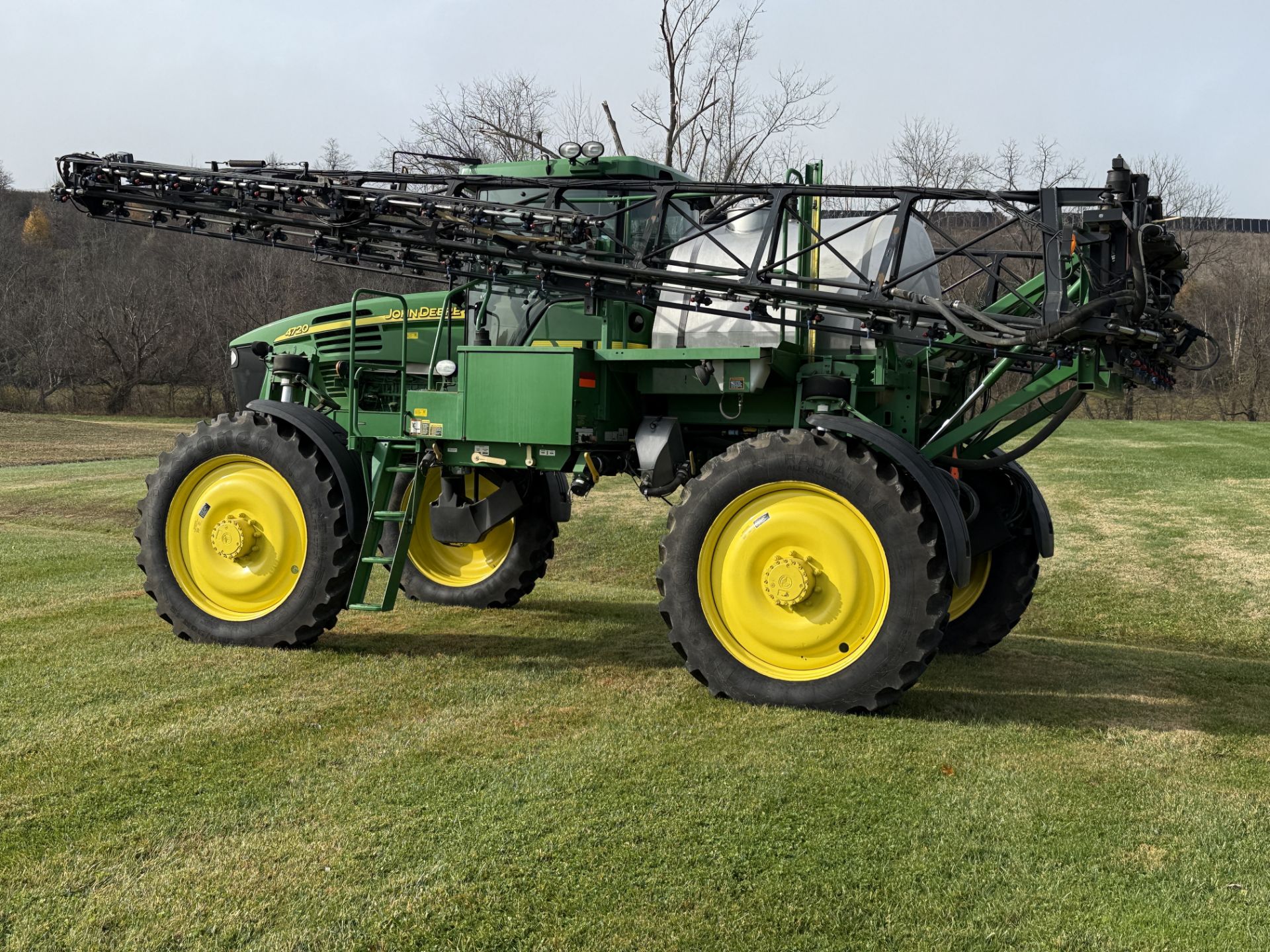 John Deere 4720 Sprayer, 800-gallon S.S. tank, 15” nozzle spacing with ...