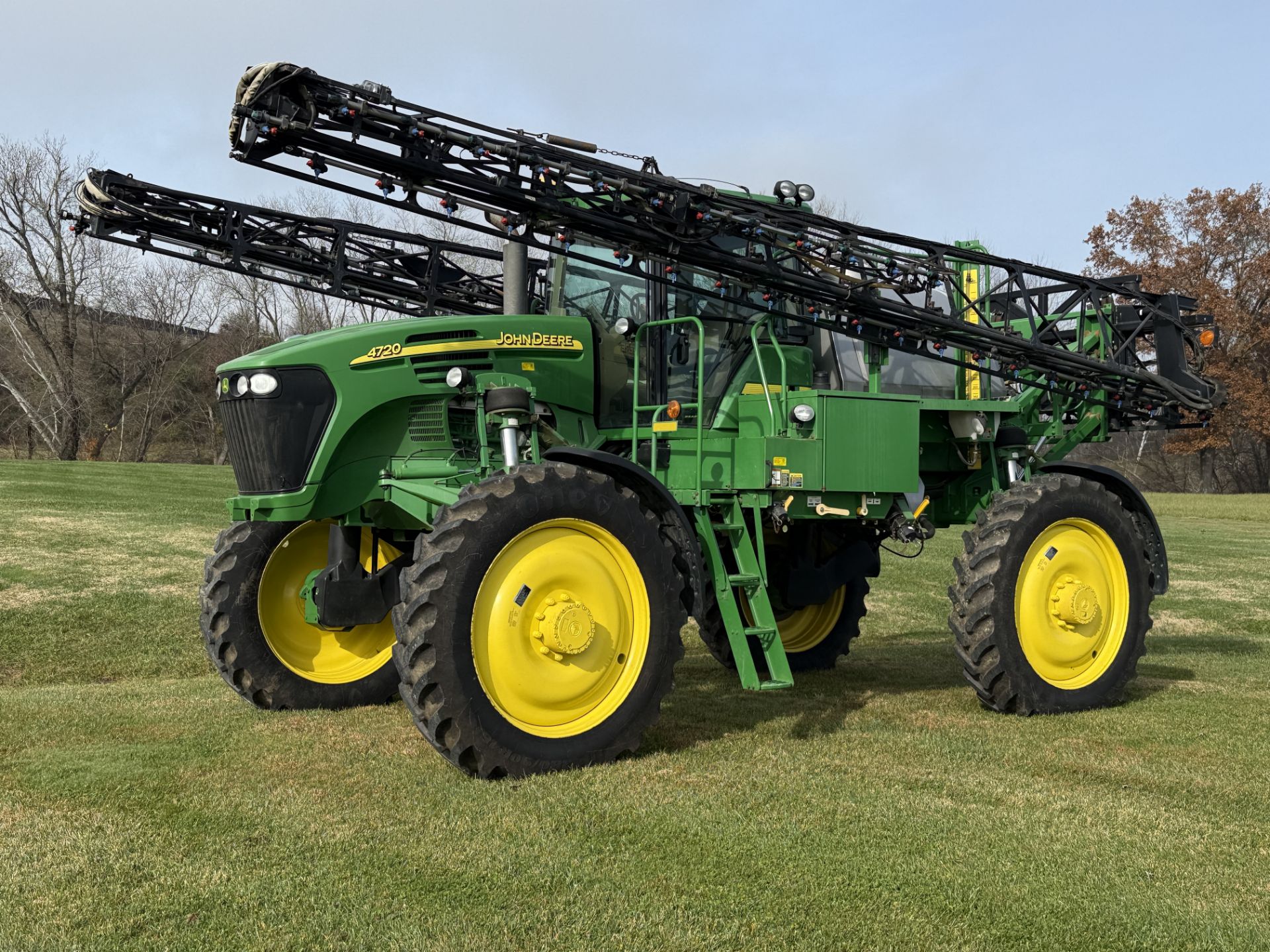 John Deere 4720 Sprayer, 800-gallon S.S. tank, 15” nozzle spacing with ...