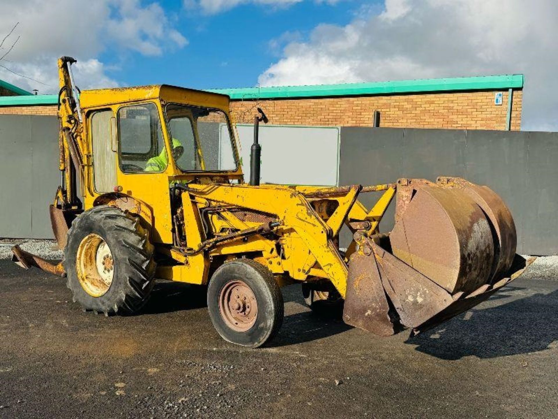 VC00003 Information from the seller: INTERNATIONAL B40 TRACTOR *C/W ...