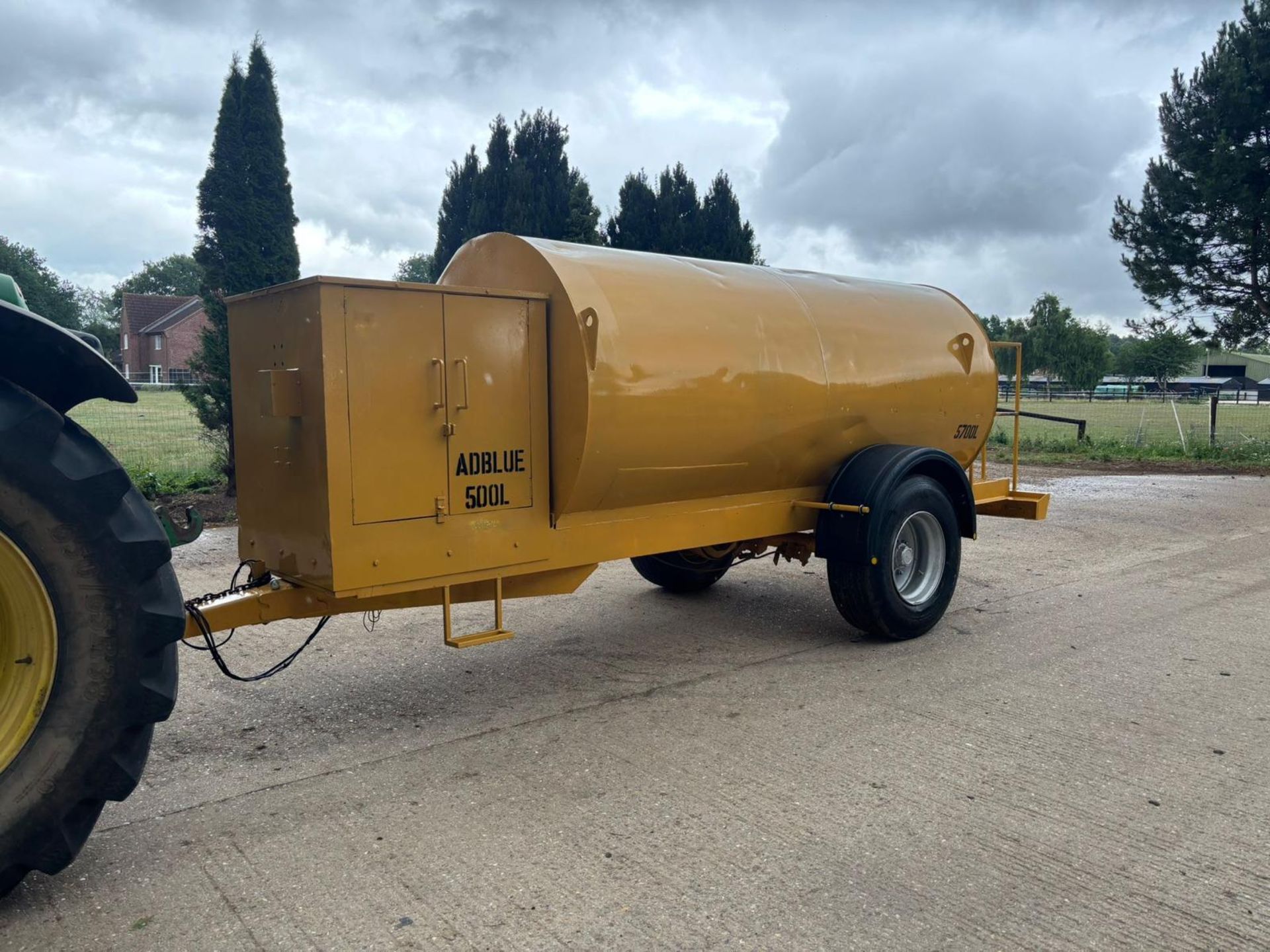 VC00091 Information from the seller: 5700 litre fuel bowser, 500 litre ...