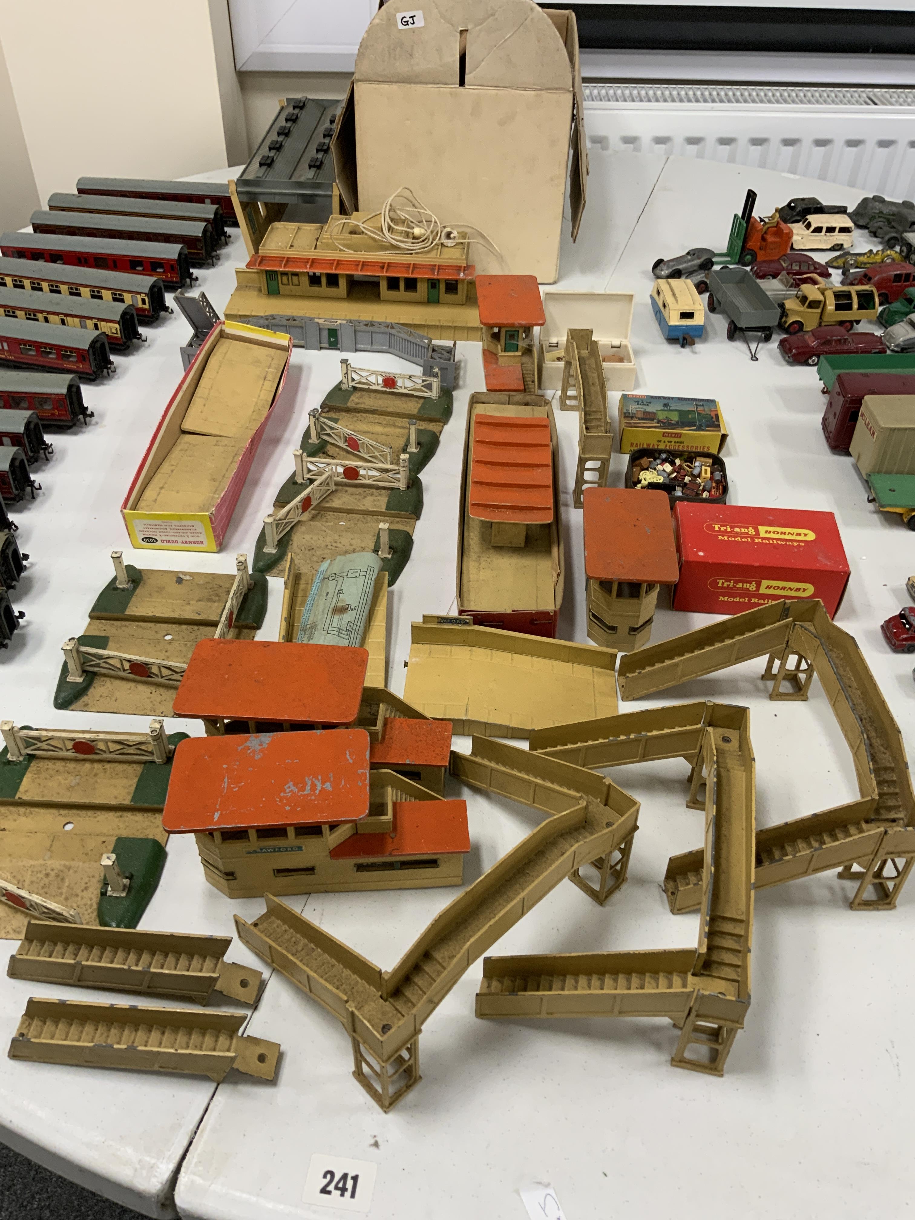COLLECTION OF METAL HORNBY STATIONS, SIGNAL BOX, LEVEL CROSSINGS ETC