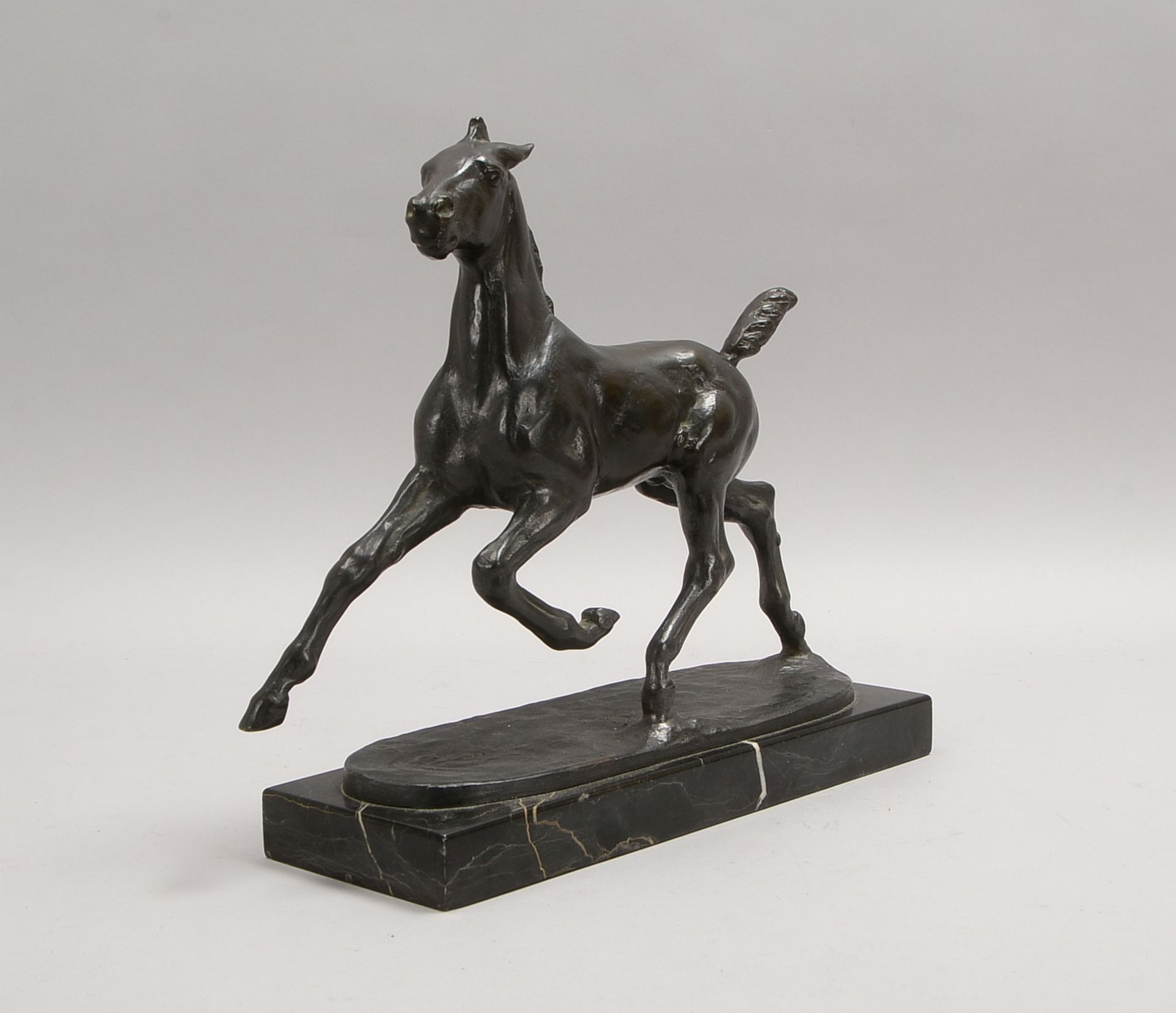 Hussmann, Albert Hinrich (1874 - 1946), Bronzefigur, 'Trabendes Fohlen ...