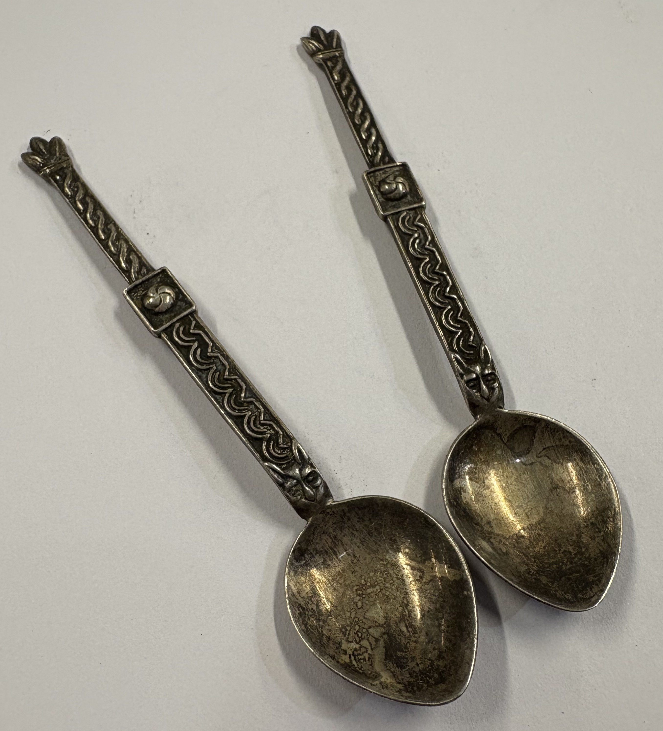A pair of silver spoons. Approx. 13 grams. Est. £30 - £40.