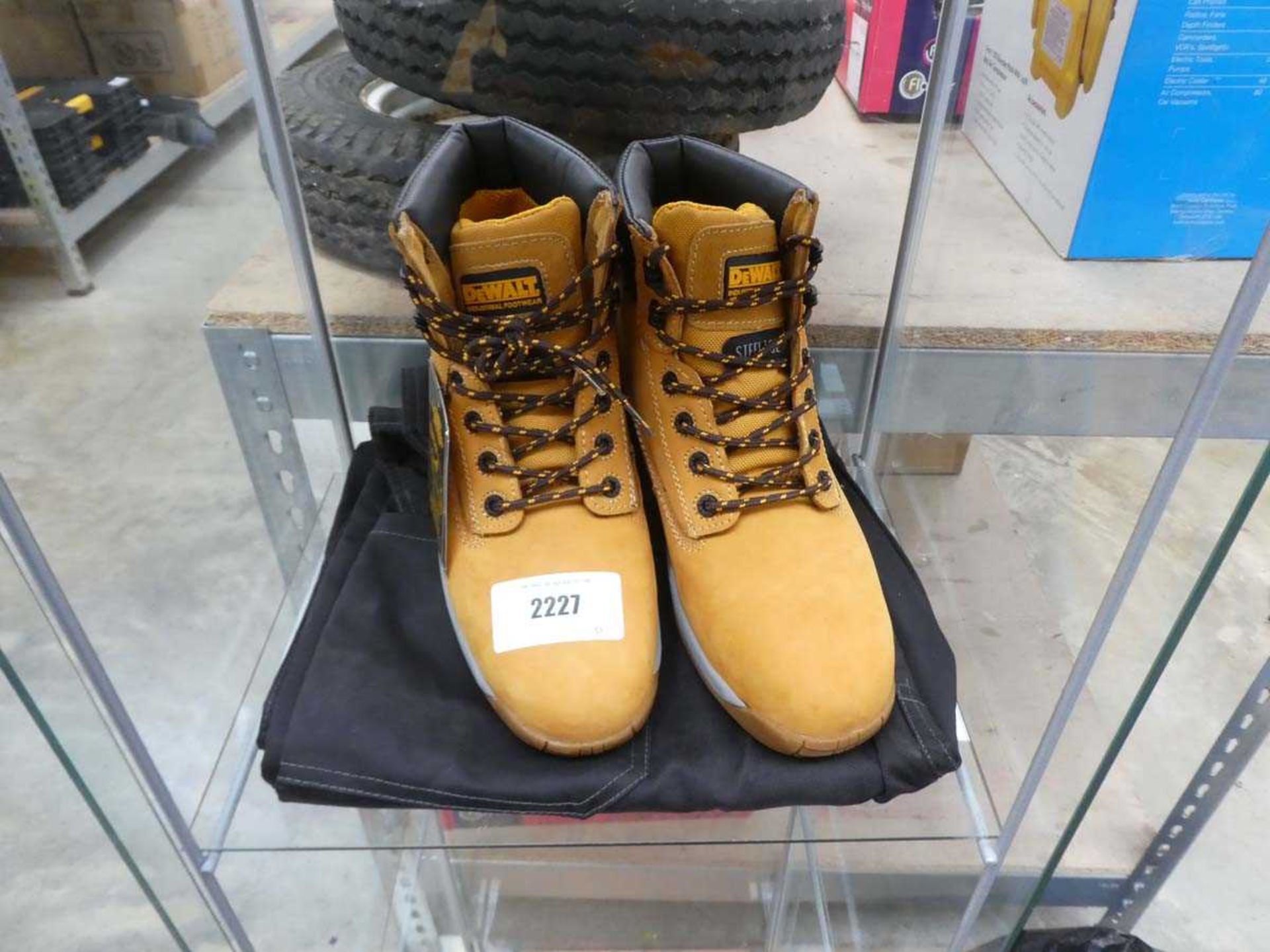 +VAT Pair of DeWalt Masons steel toe safety boots in tan (size 9) with ...