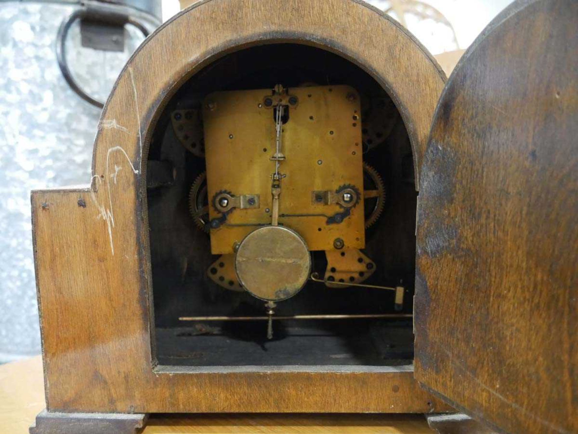 2 wooden cased mantle clocks
