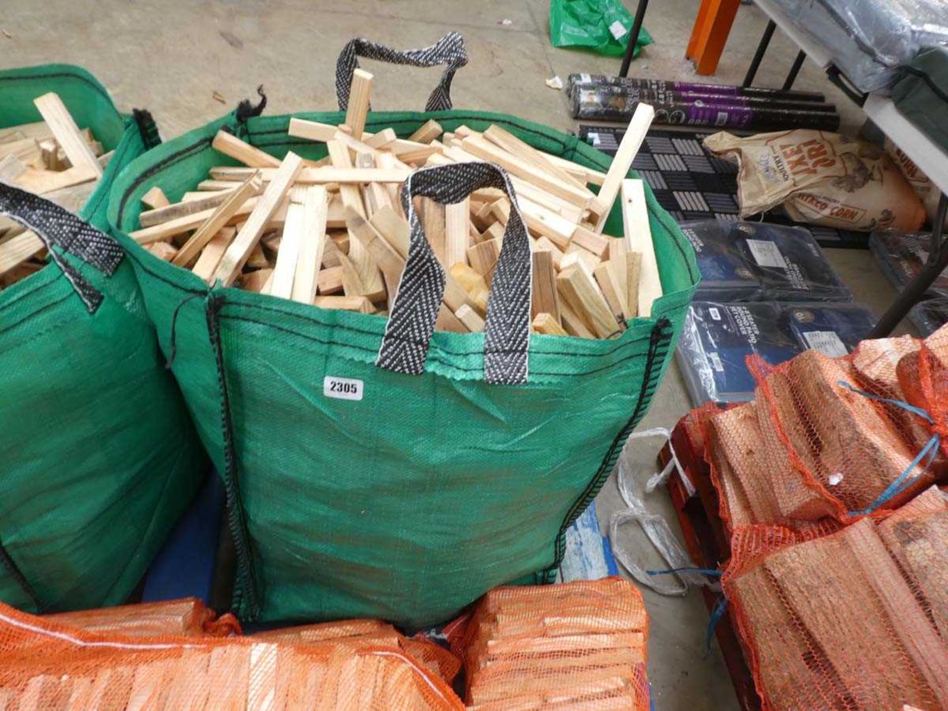 { Choice of lots: 2305 } Large green dumpy bag of kindling