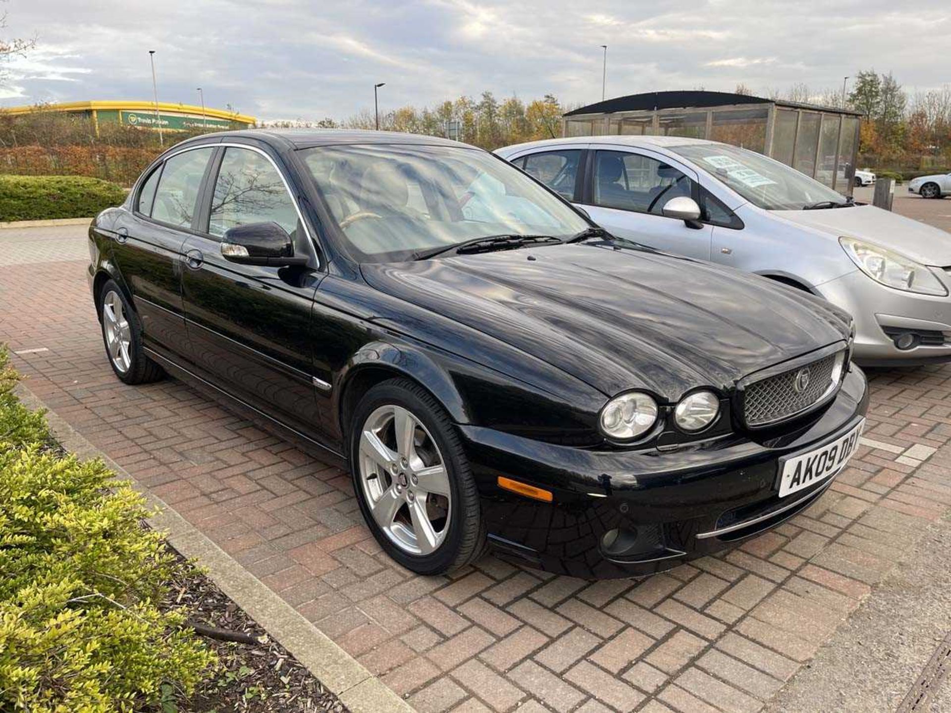 (AK09 DBY) 2009 Jaguar X-Type Sovereign D 4-door saloon in black ...