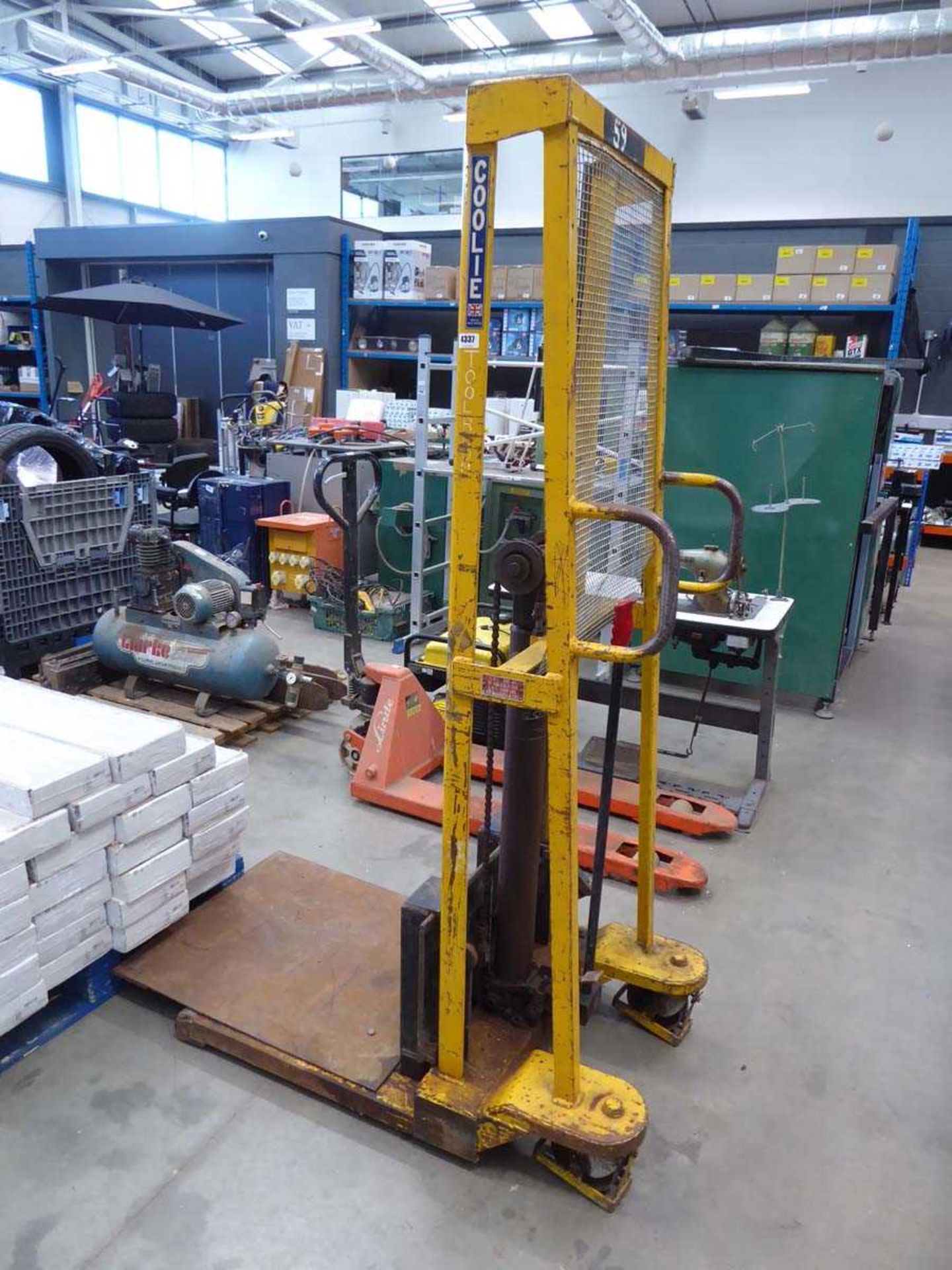 Coolie manual operated high rise pallet lifter