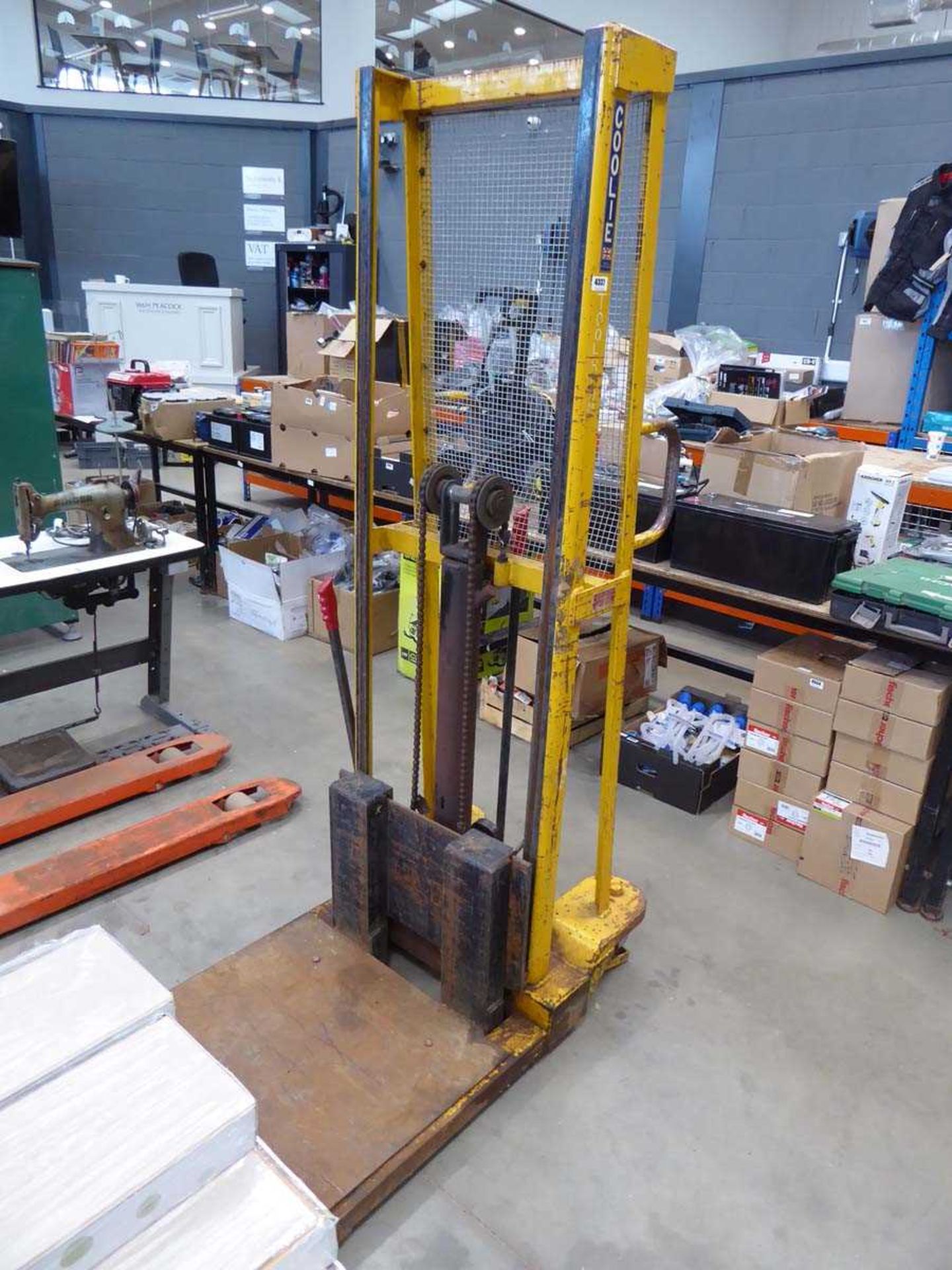 Coolie manual operated high rise pallet lifter