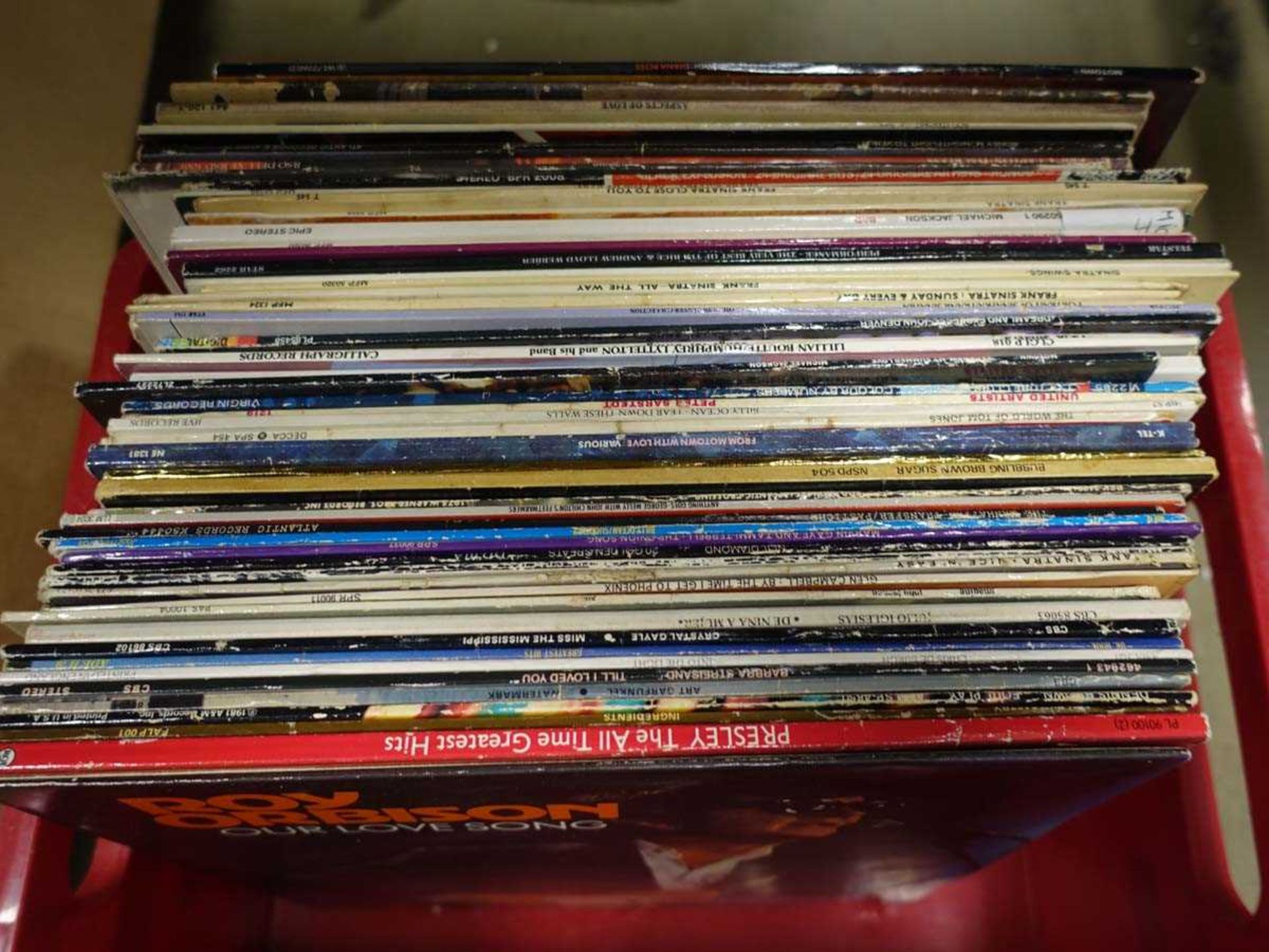 Box containing vinyl records incl. Michael Jackson, Elvis Presley ...