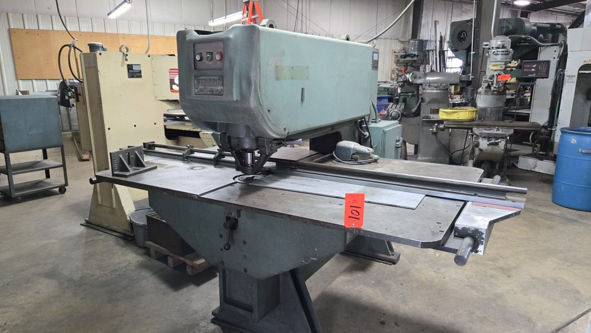 Strippit Fabricator 30-Ton Cap. Custom 30/30 Hole Punching and Notching ...