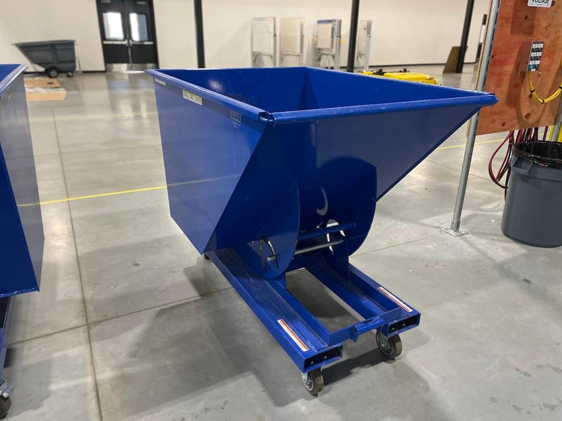 PORTABLE STEEL TIPPER WITH FORKLIFT COMPATIBILITY [K8]