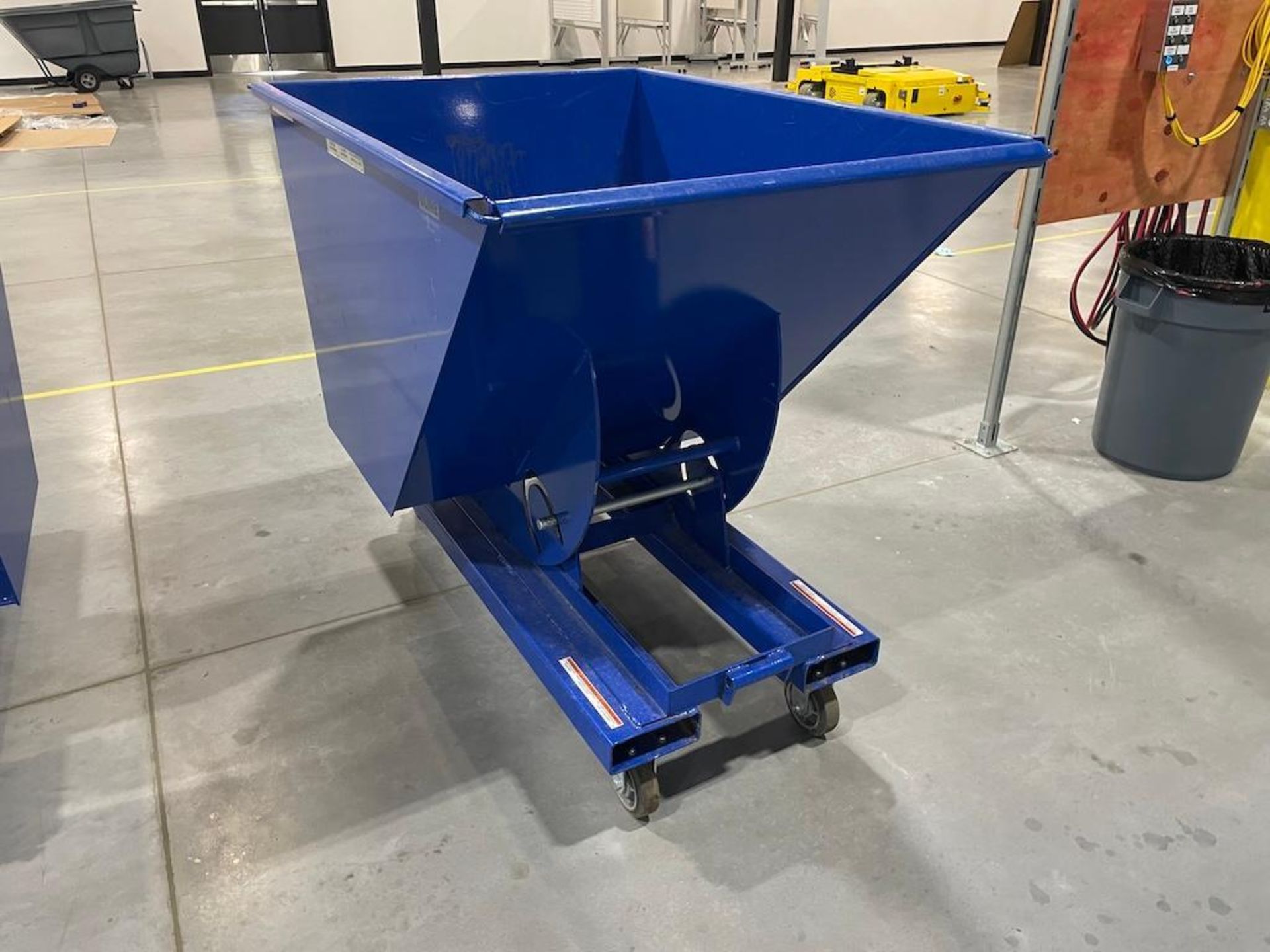 PORTABLE STEEL TIPPER WITH FORKLIFT COMPATIBILITY [K8]