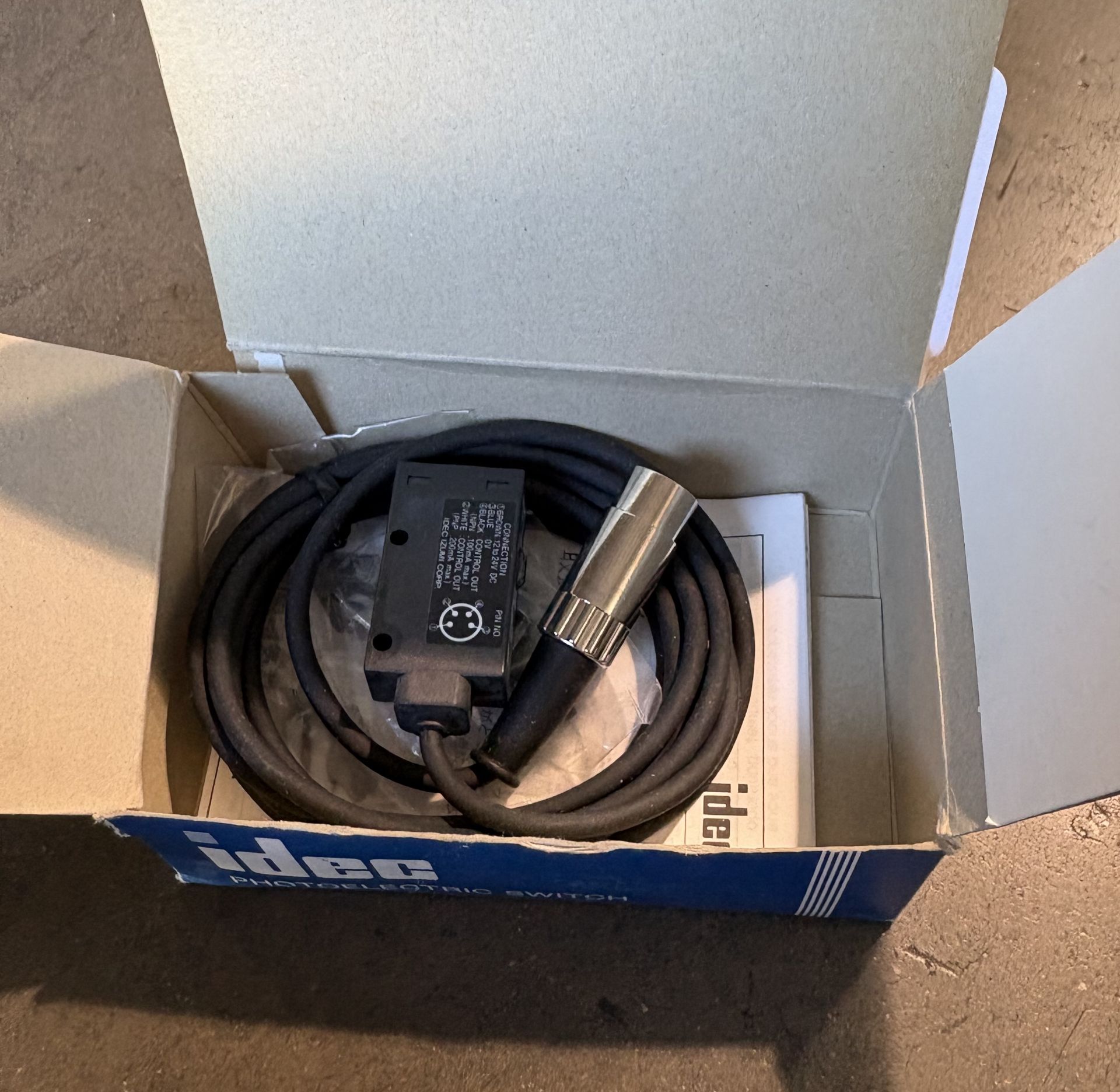 IDEC 99-440001-03 Photoelectric Sensor Switch 12-24VDC NPN/PNP NOS