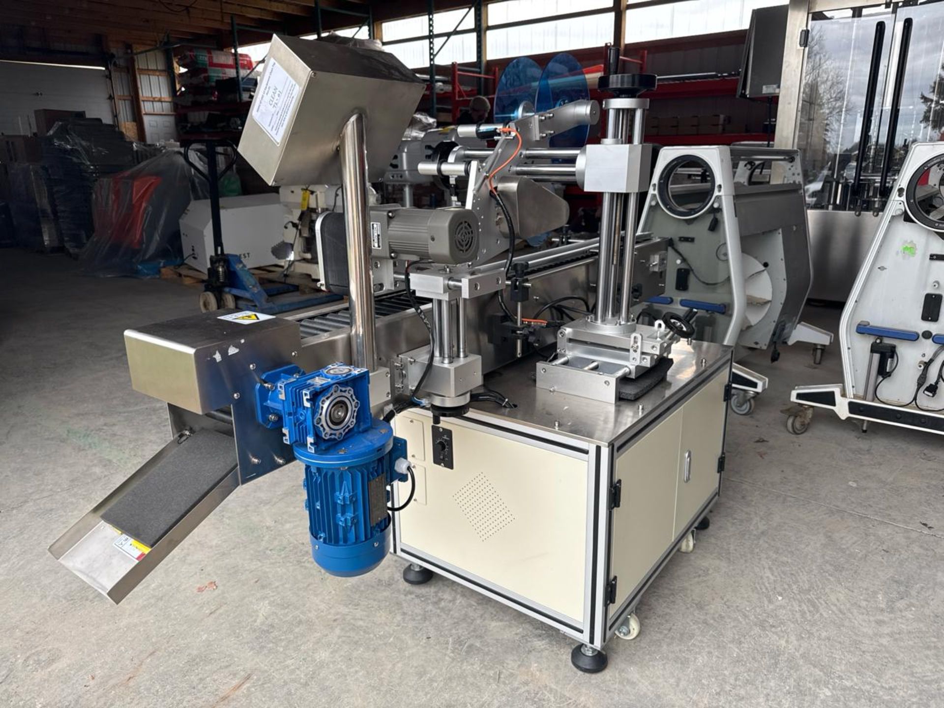 Auchan Tech. Fully Automatic High-Speed Round Bottle Labeling Machine ...