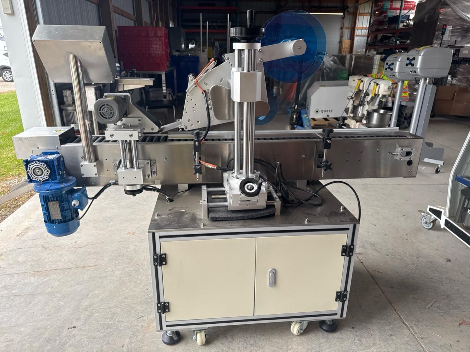 Auchan Tech. Fully Automatic High-Speed Round Bottle Labeling Machine ...