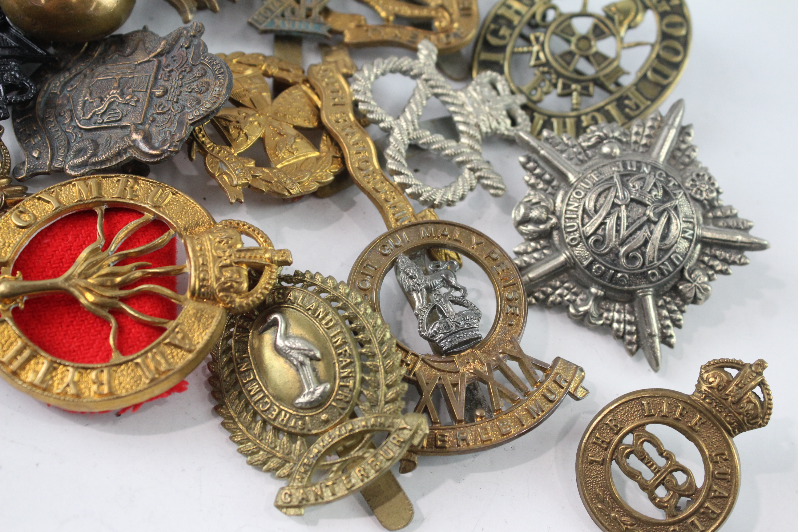 Military Cap Badges Inc Northamptonshire Yeo, 11th Border Regt, Etc ...