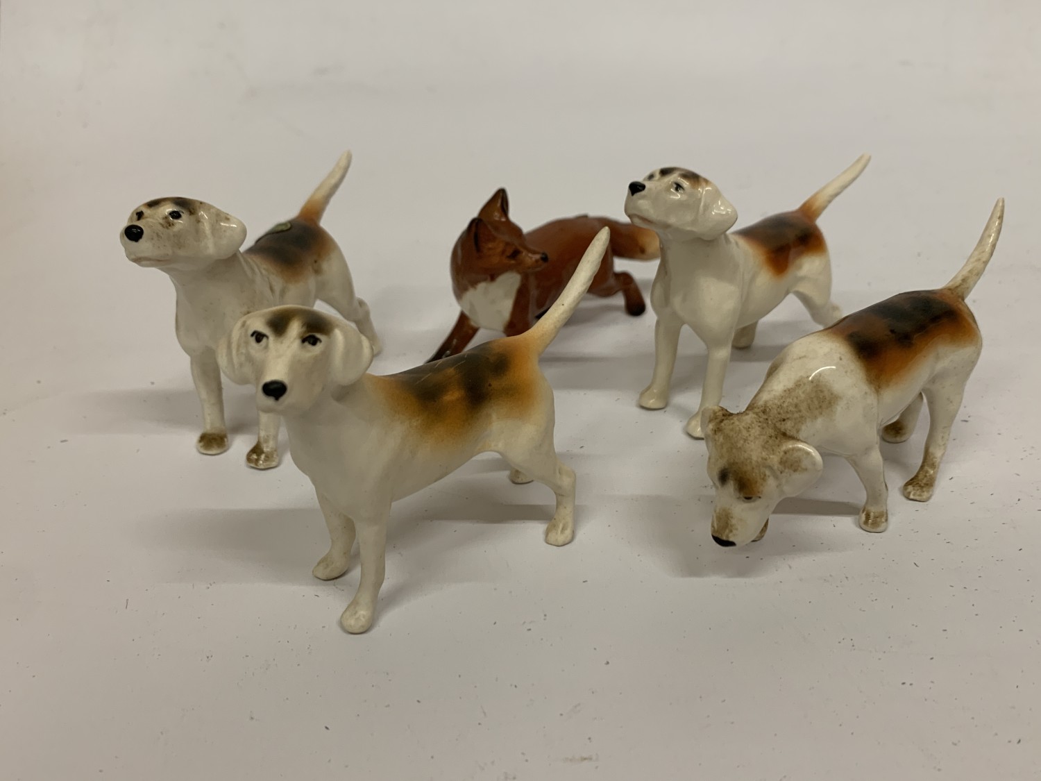 FIVE BESWICK FIGURES TO INCLUDE, FOUR HOUNDS (ONE MATT) AND A FOX
